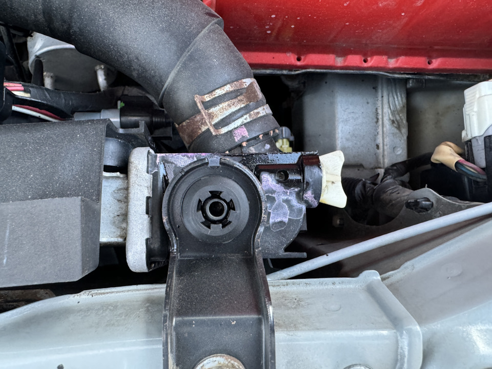 Течь радиатора — Toyota Avensis II, 2,4 л, 2004 года | поломка | DRIVE2