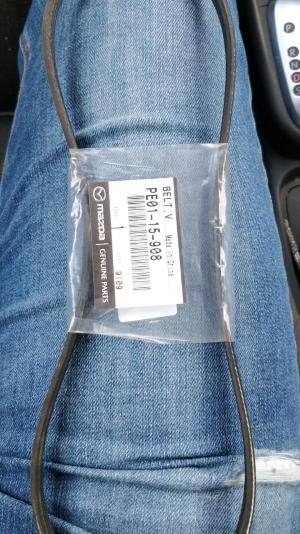 PE0115908 Ремень поликлиновой Mazda | Запчасти на DRIVE2