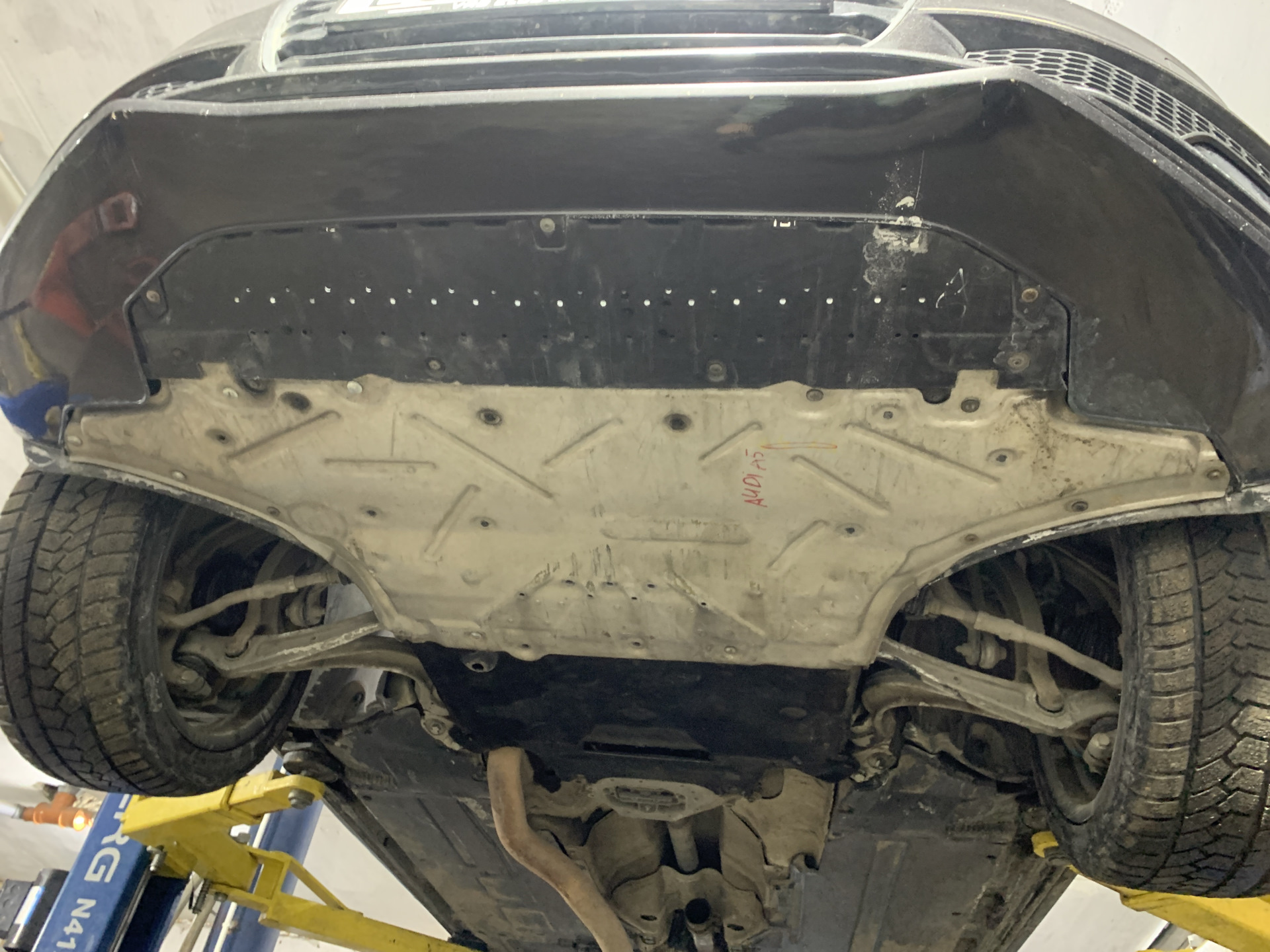Установка оригинальной защиты двигателя — Audi A4 (B8), 2 л, 2012 года ...