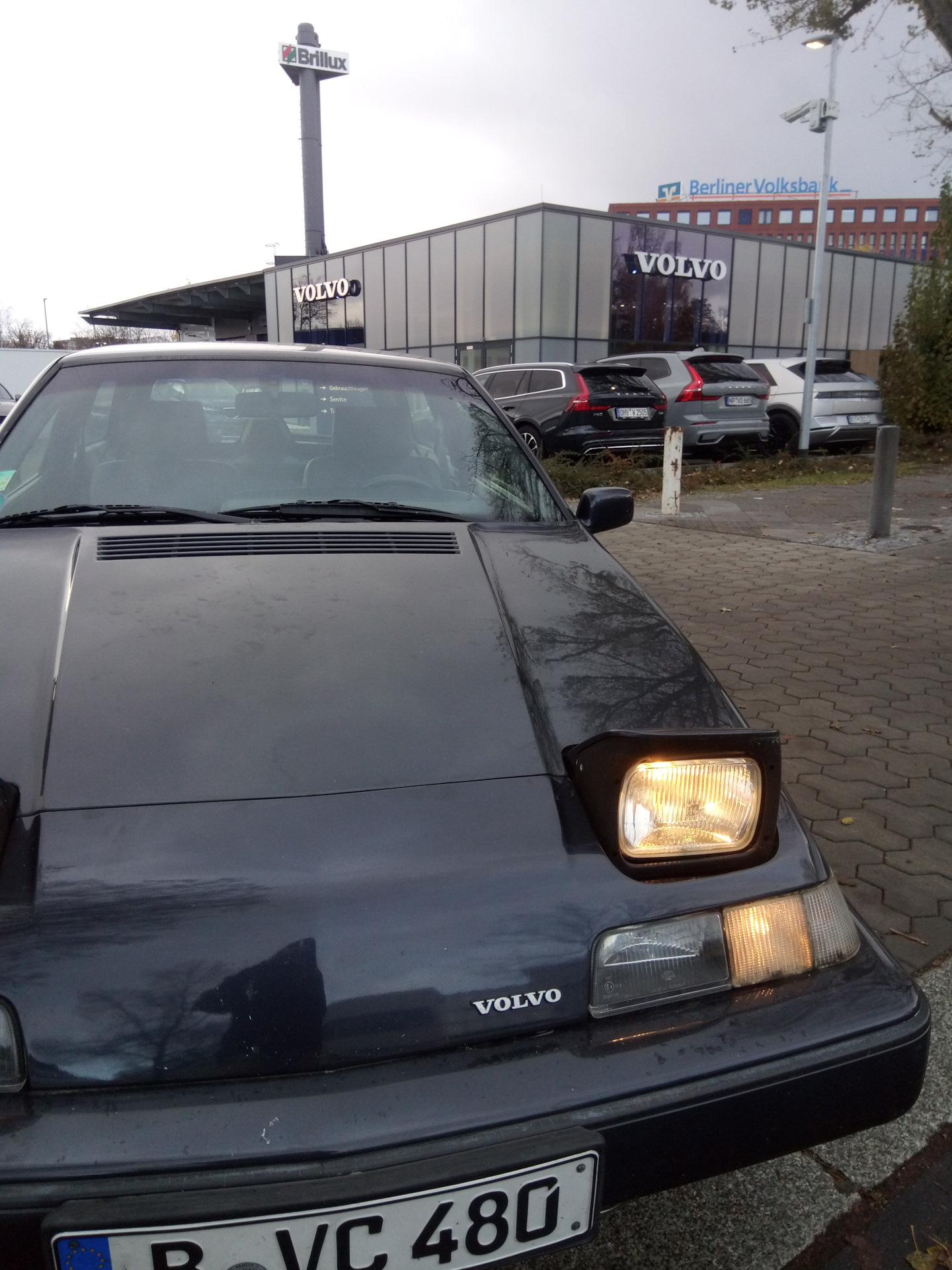 Асфальт мокрый / С клёна падали листья ясеня — вот так сюрприз! — Volvo 480, 2 л, 1995 года ...