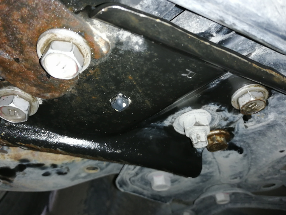 Замена втулок стабилизатора. — Toyota Corolla (140/150), 1,6 л, 2011 ...