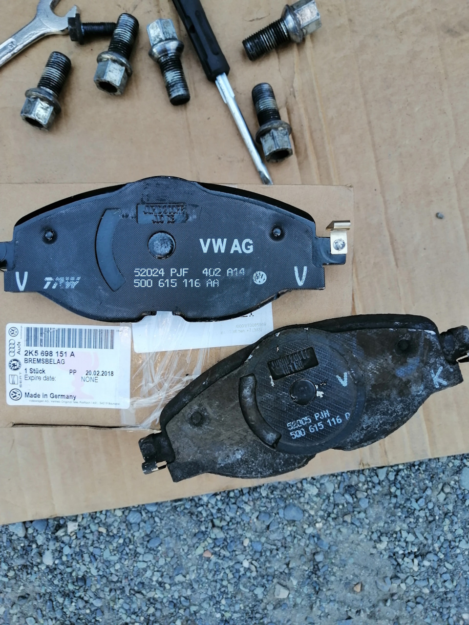 замена передних тормозных колодок — Volkswagen Caddy (4G), 1,6 л, 2016 ...