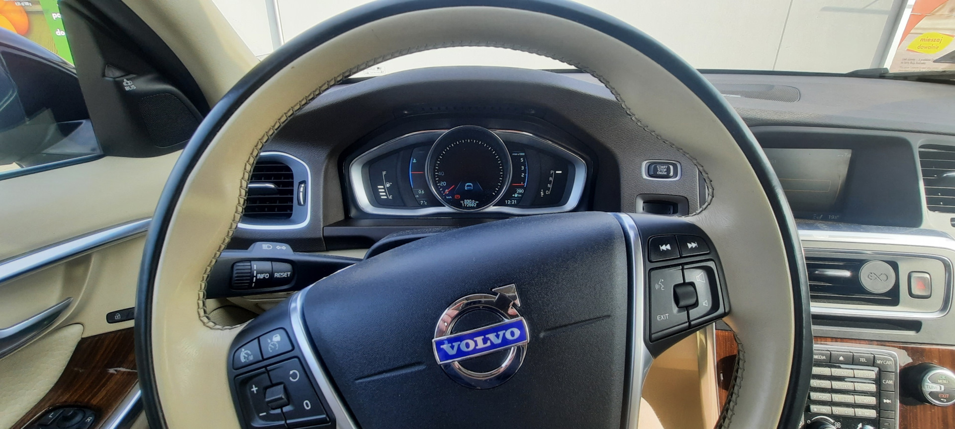 28. TFT панель — Volvo V60 (1G), 2 л, 2011 года | стайлинг | DRIVE2