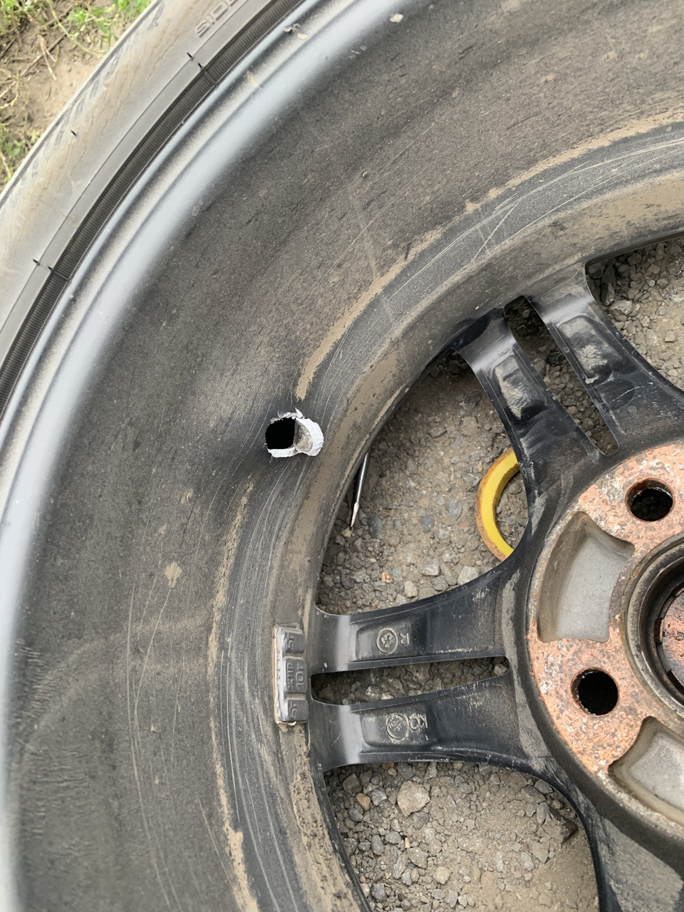Прилетел болт от КАМАЗа в колесо — Hyundai Accent (2G), 1,5 л, 2008 ...