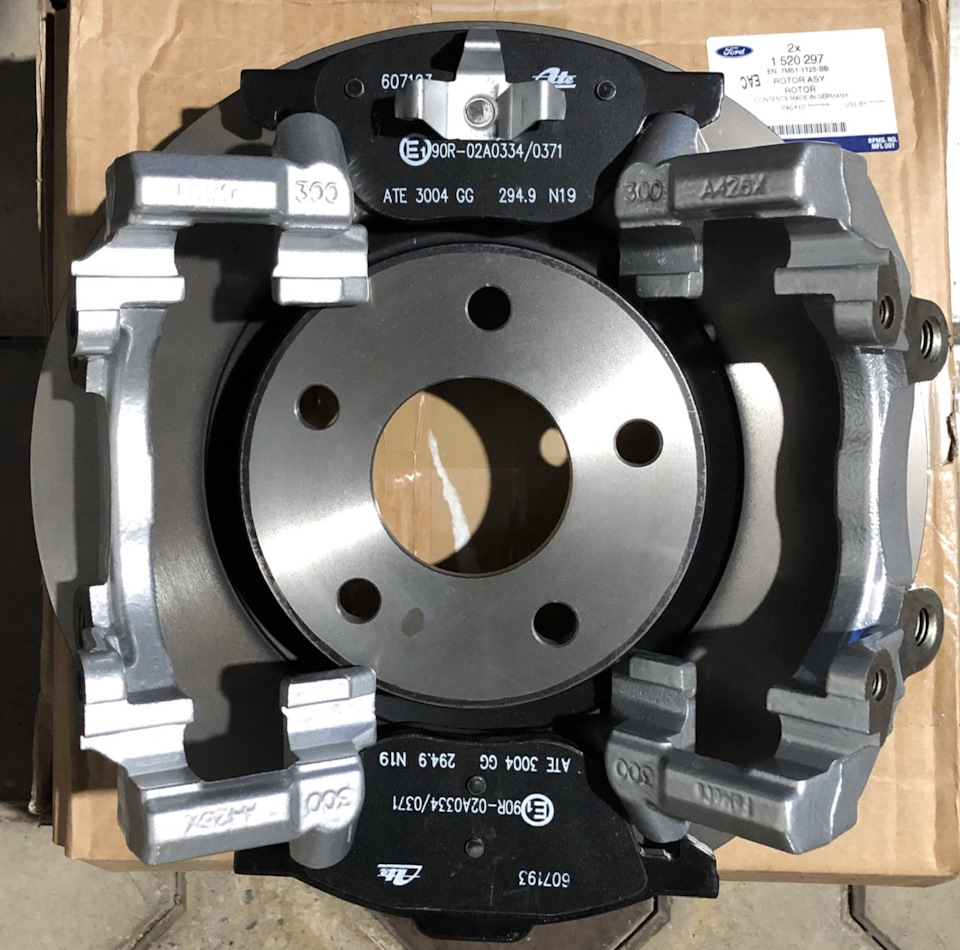 Передние тормозные диски 300 мм. — Ford Focus Sedan III, 1,5 л, 2017 ...