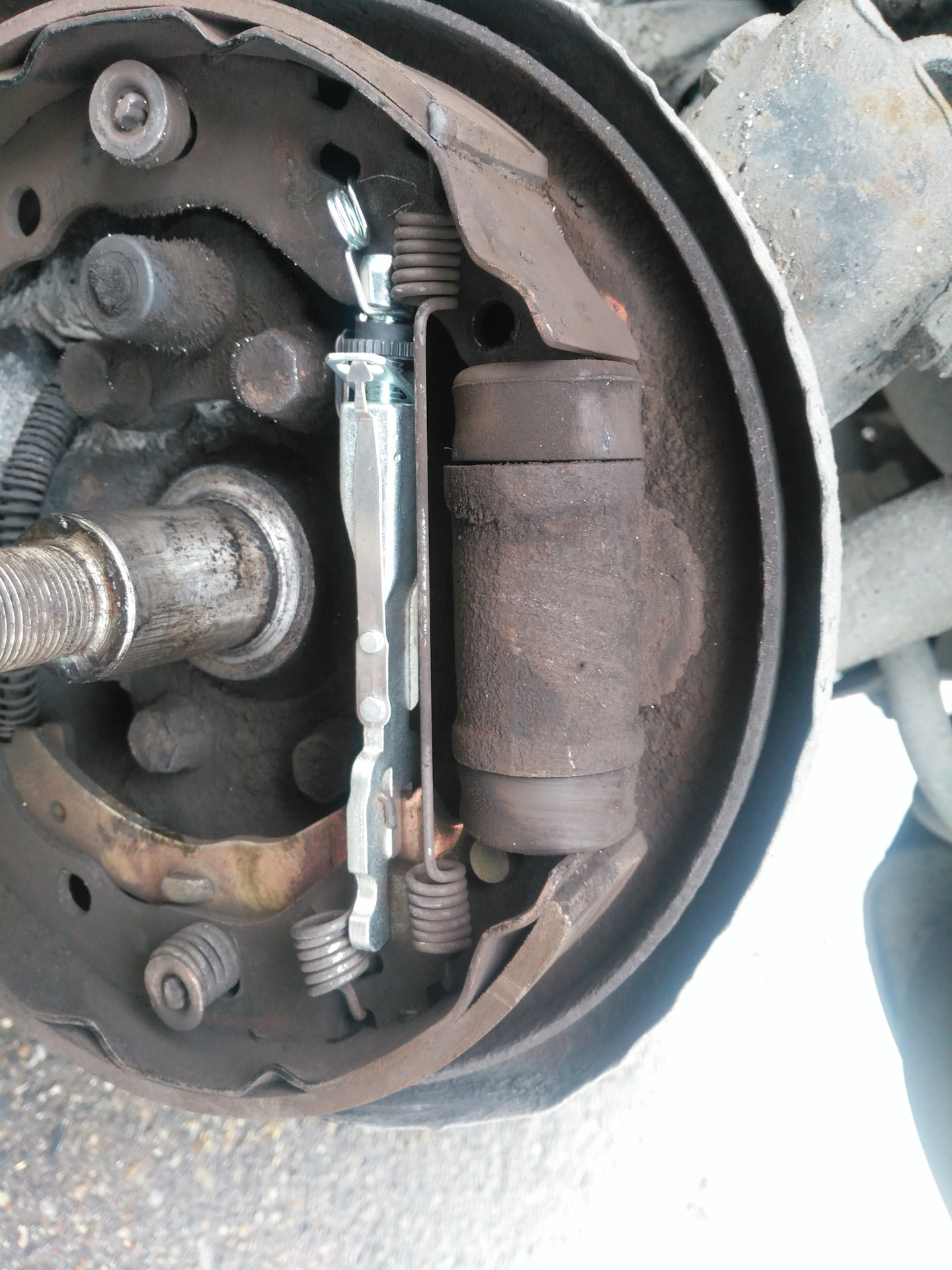 Замена тормозных распорок ручника — Mitsubishi Space Star (1998), 1,8 л ...