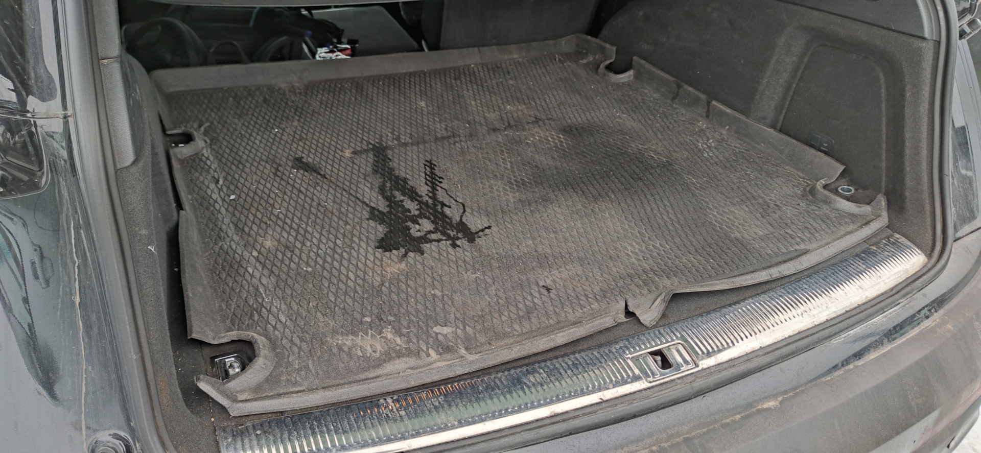 Новый коврик багажника — было и стало — Audi Q7 (1G), 4,2 л, 2008 года ...