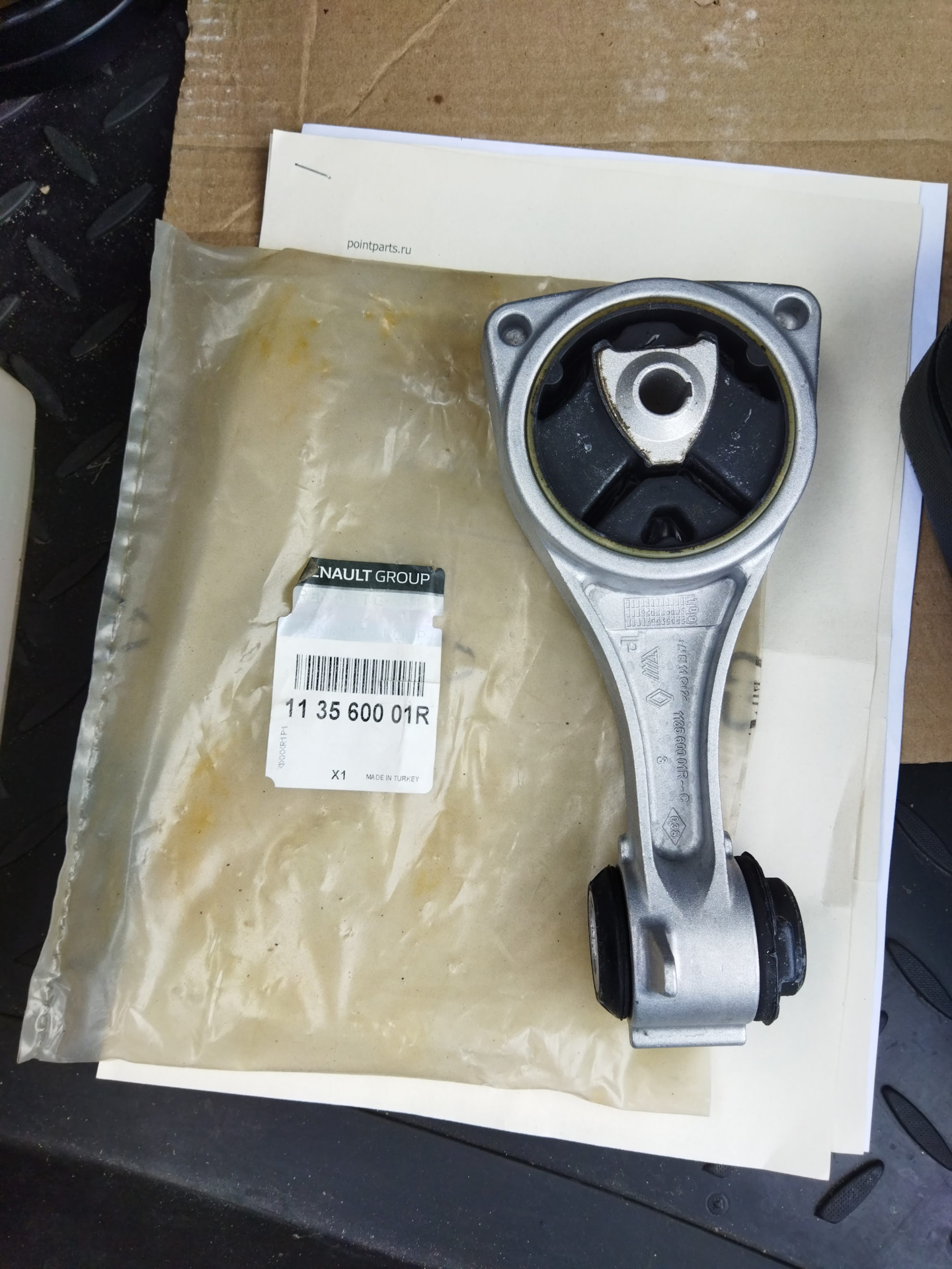 Замена верхней опоры двигателя — Renault Laguna III, 2 л, 2008 года ...