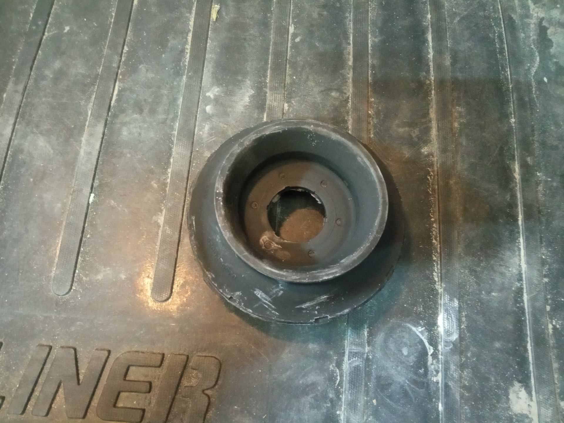 Замена передних стоек и ступичного подшипника — Renault Logan (1G), 1,6 ...