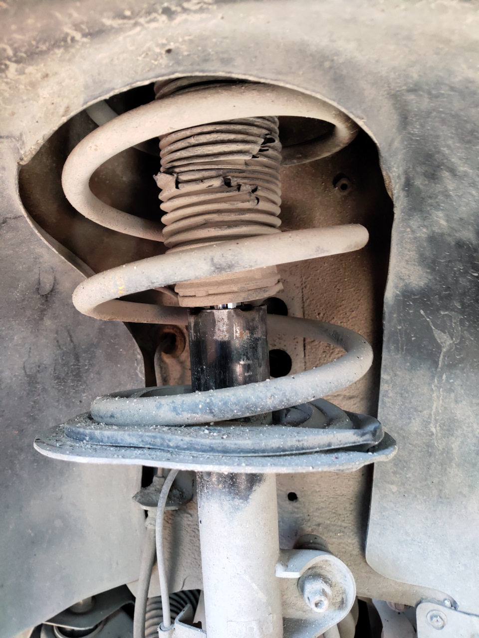 Установка передних проставок увеличения клиренса, замена верхних опор ...