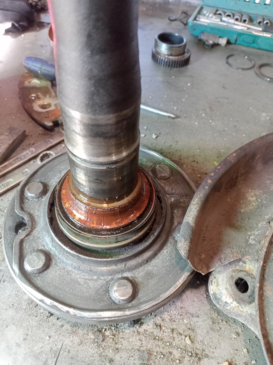 Замена подшипника задней полуоси. — Toyota Sequoia (1G), 4,7 л, 2002 ...