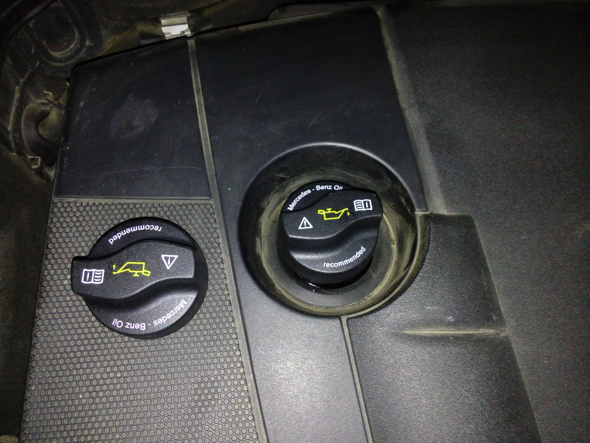 Крышка маслозаливной горловины. A0000101685 — Mercedes-Benz E-Class ...