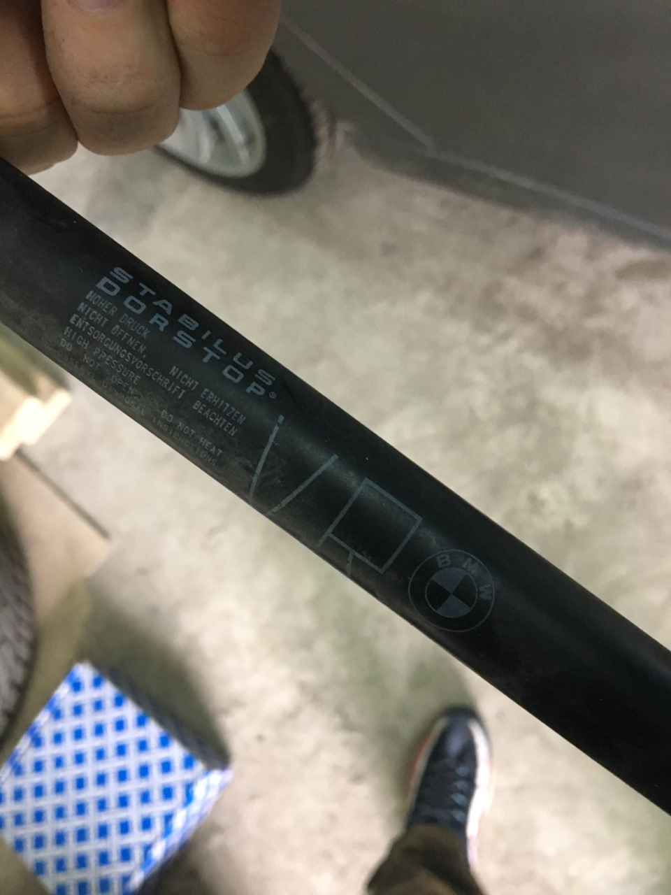 Замена ограничителя передней двери BMW E65 750I — BMW 7 series (E65/E66 ...