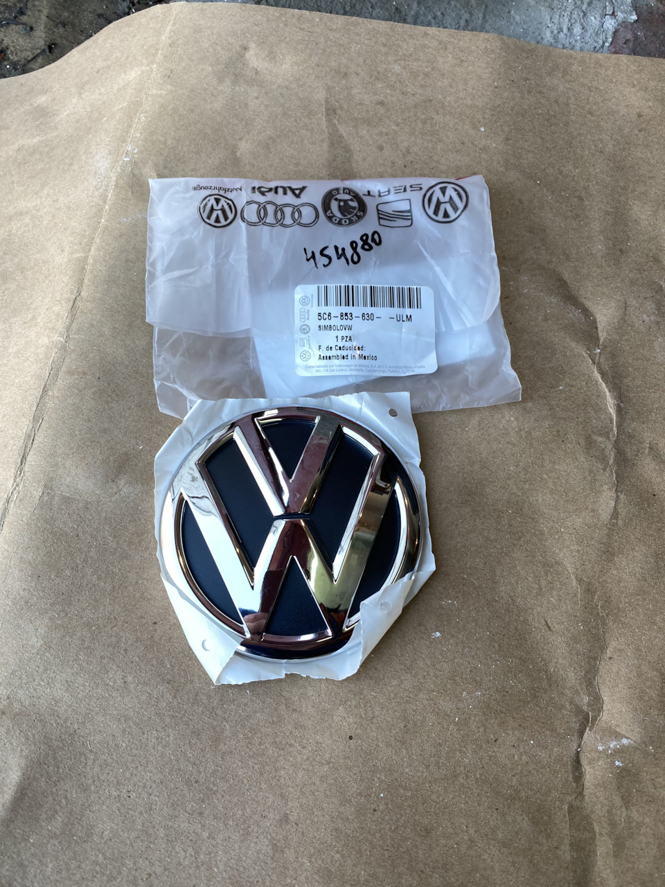 Эмблема крышки багажника VW — Volkswagen Jetta VI, 1,6 л, 2012 года ...