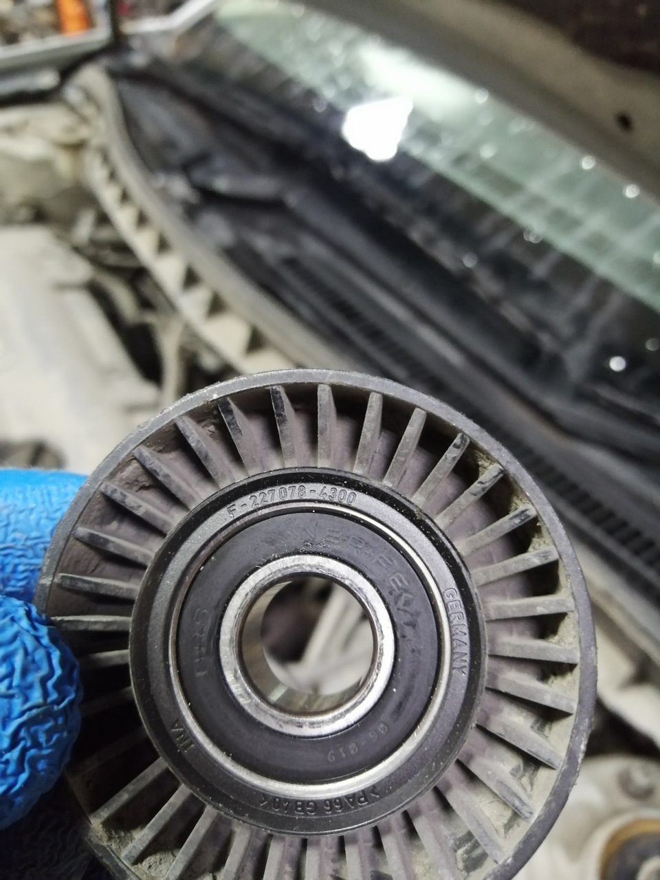 Замена генератора, ремня, роликов — Volvo XC90 (1G), 2,5 л, 2004 года ...