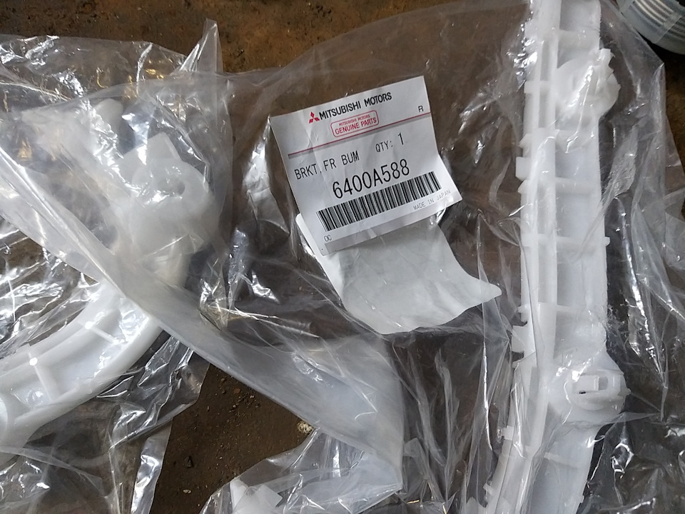 6400A588 КРОНШТЕЙН БОКОВОЙ ПЕРЕДНЕГО БАМПЕРА, ПРАВ Mitsubishi ...