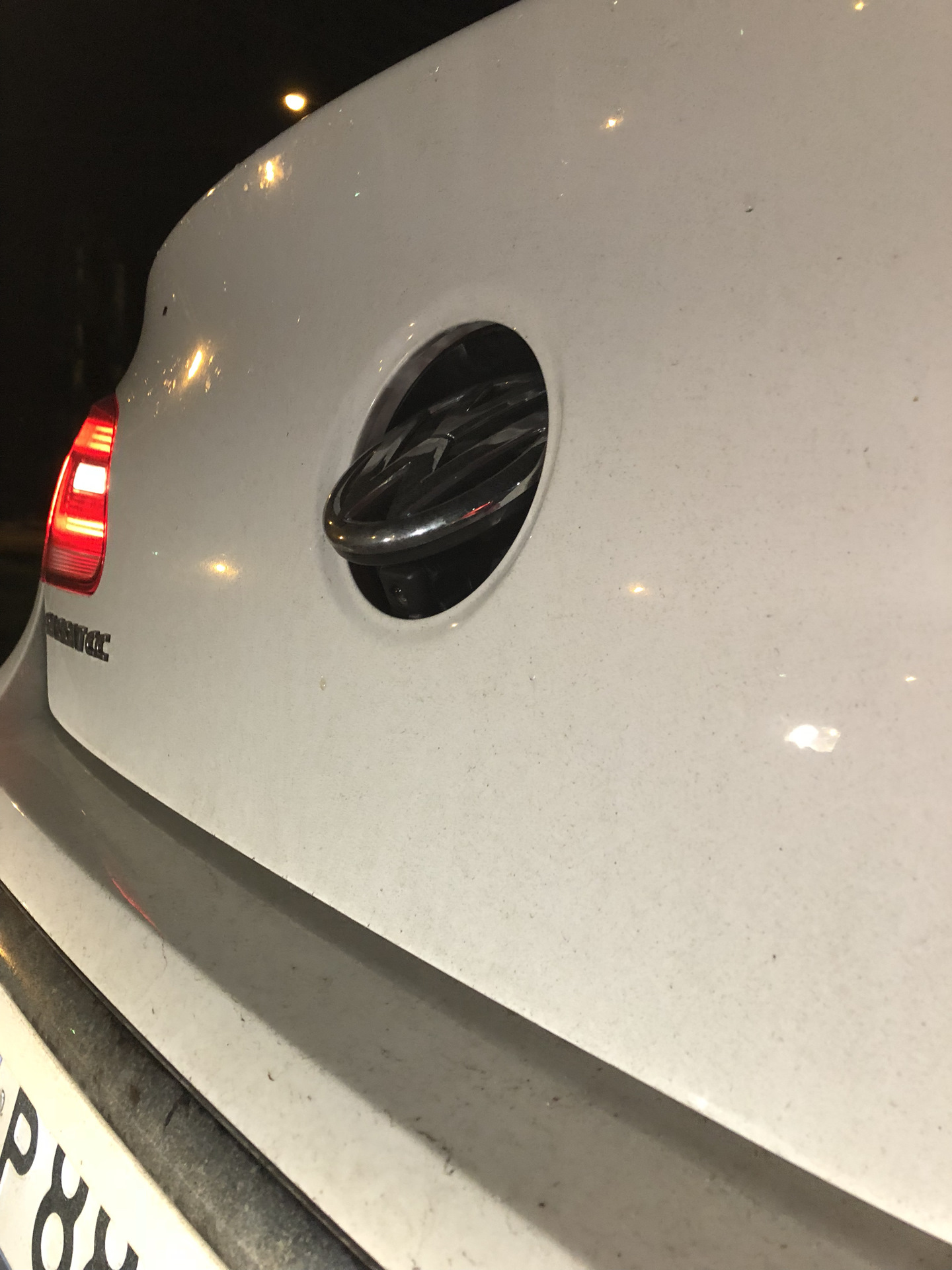 21. Камера в значок — Volkswagen Passat CC, 1,8 л, 2014 года ...