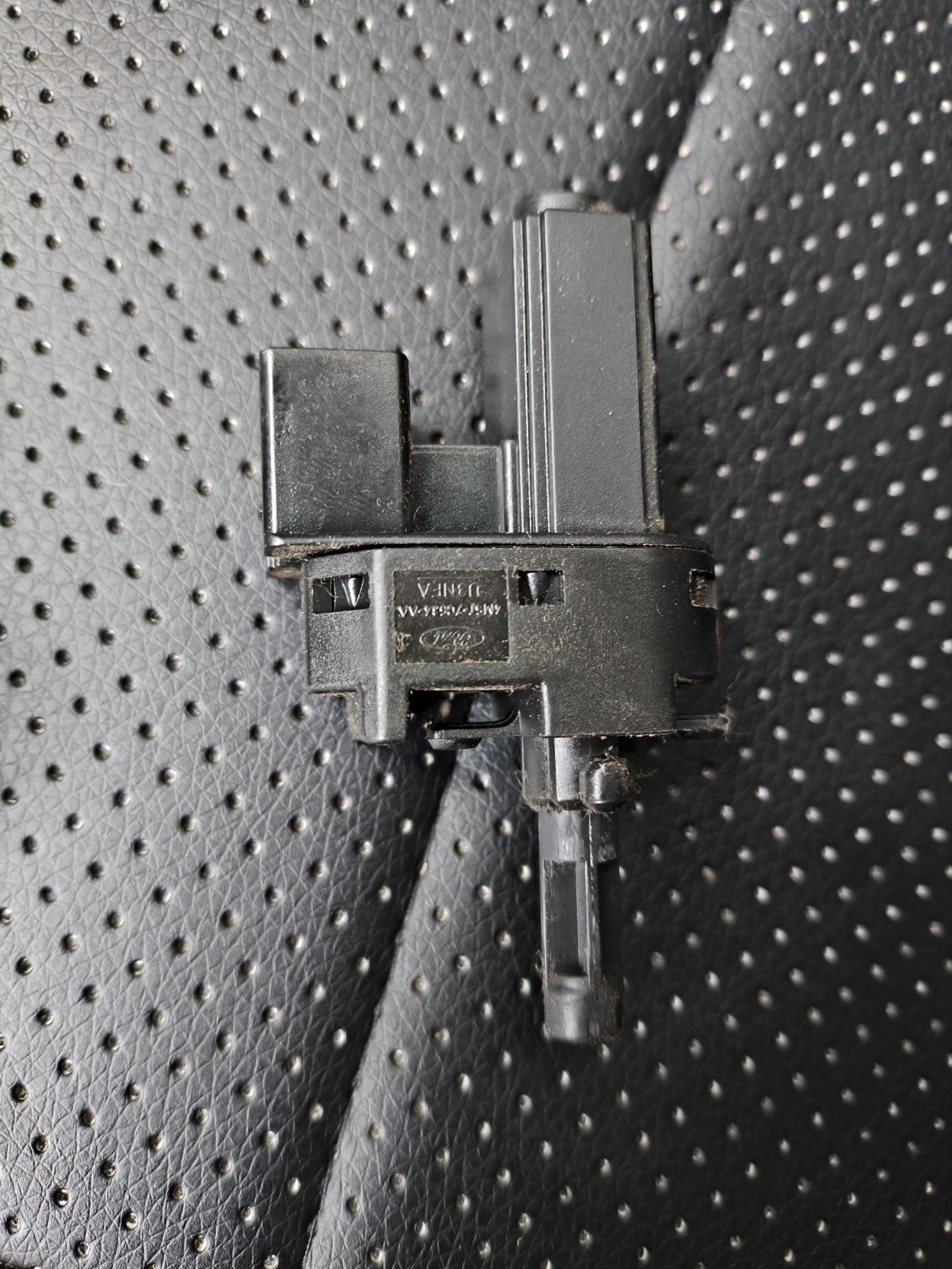 Замена датчика сцепления — Ford Focus Sedan II, 1,6 л, 2007 года ...