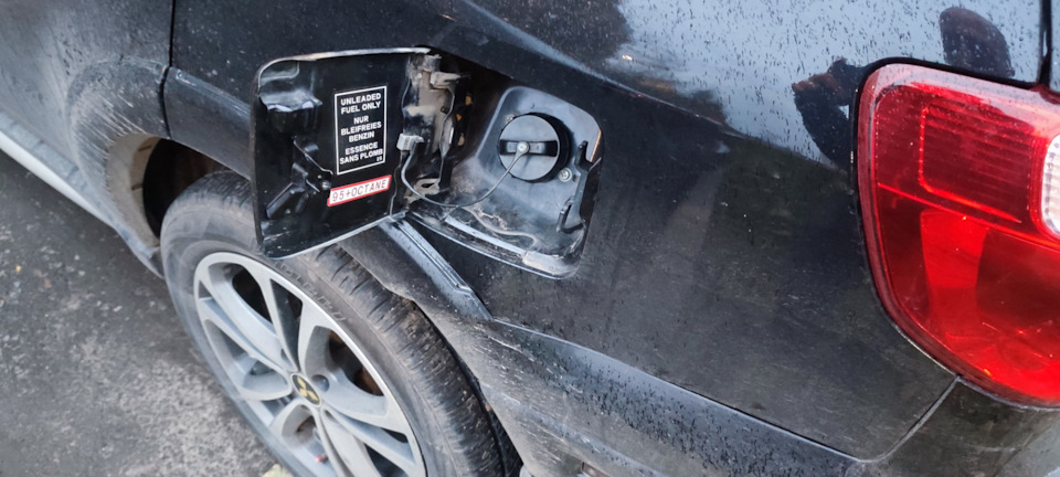Держатель крышки бензобака — Mitsubishi Outlander (1G), 2,4 л, 2006 ...