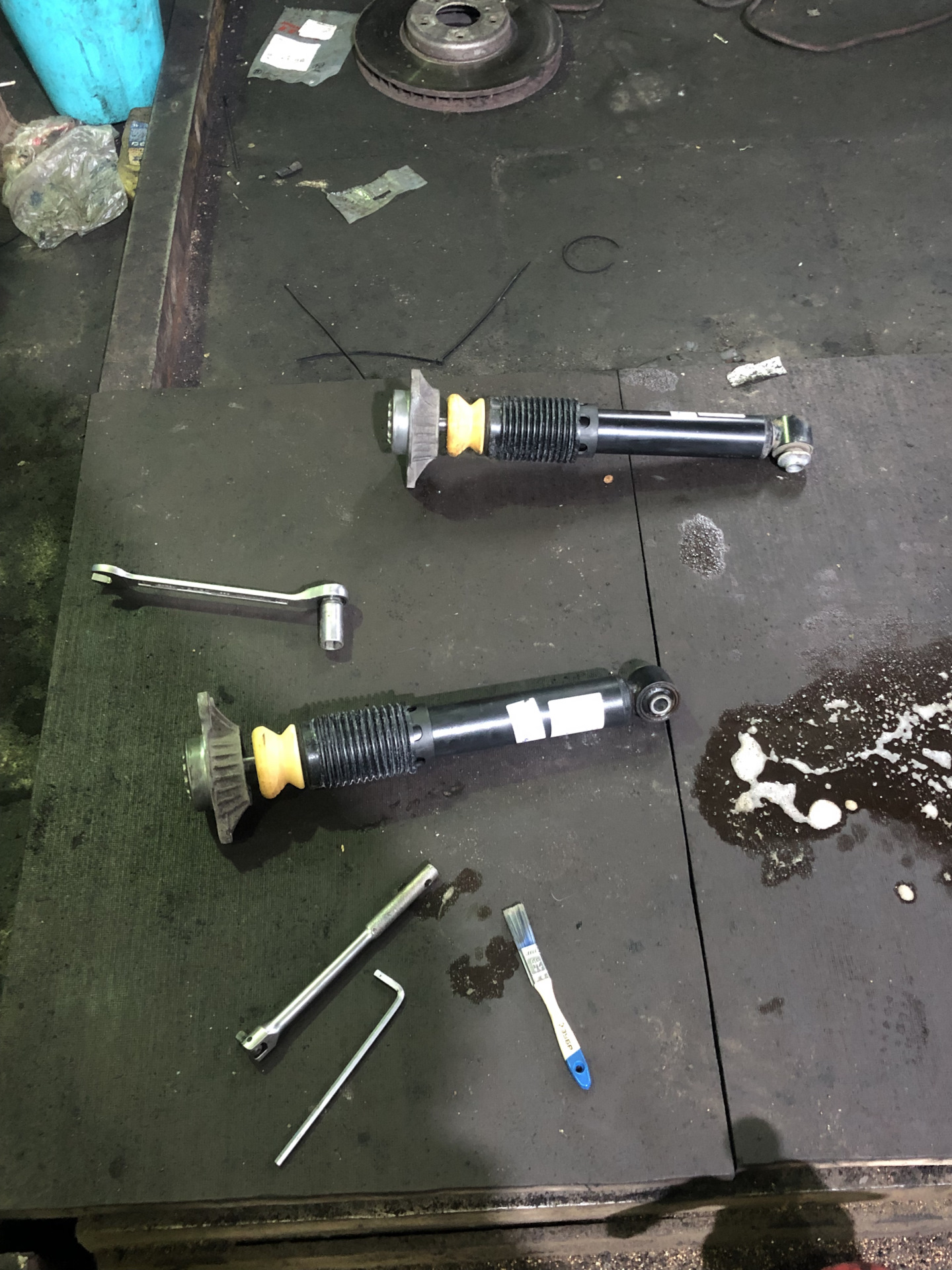 16. Замена пыльников задних стоек. — BMW 5 series Gran Turismo (F07), 3 ...