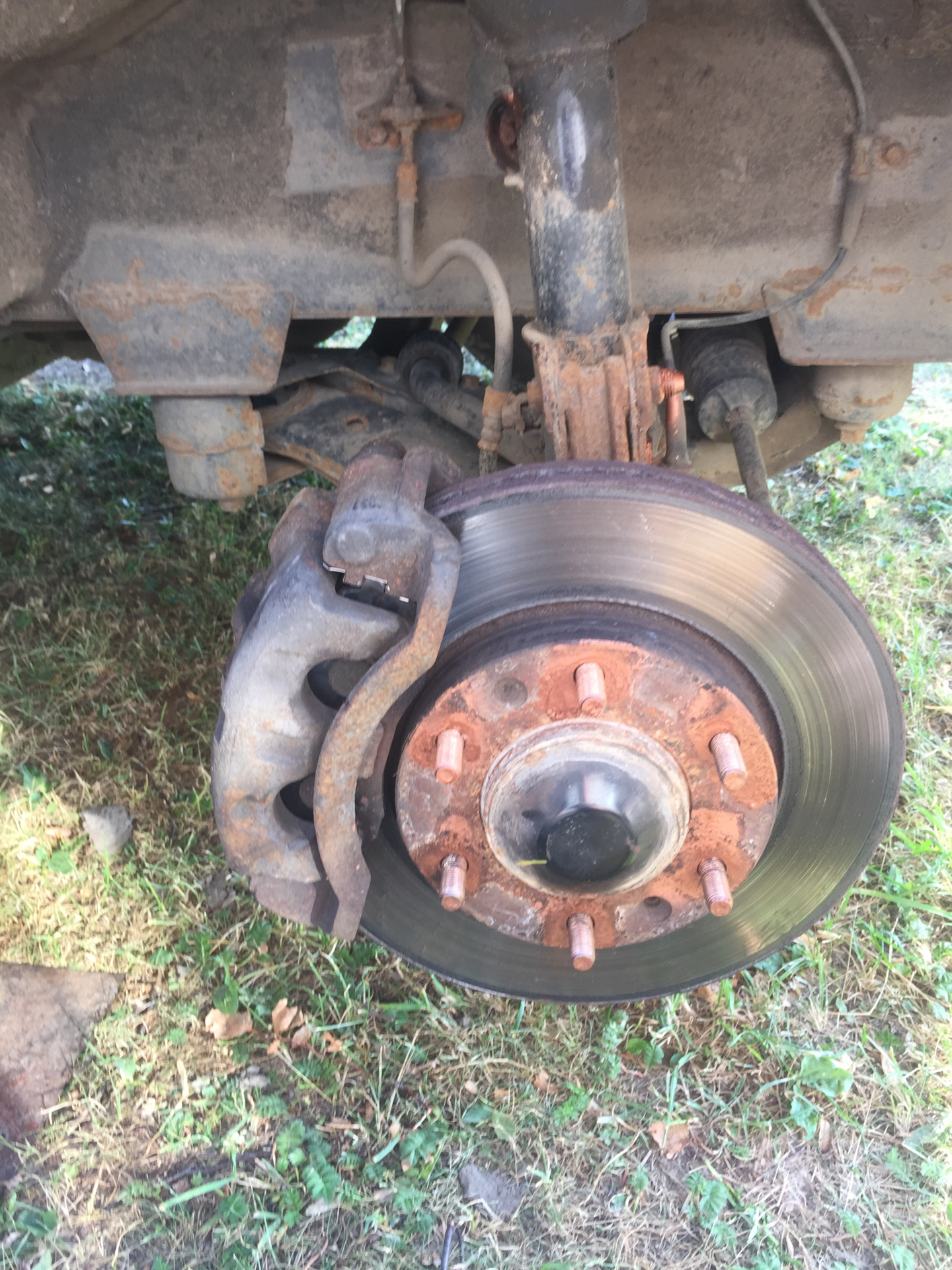 Замена передних колодок — Hyundai Grand Starex, 2,5 л, 2012 года ...