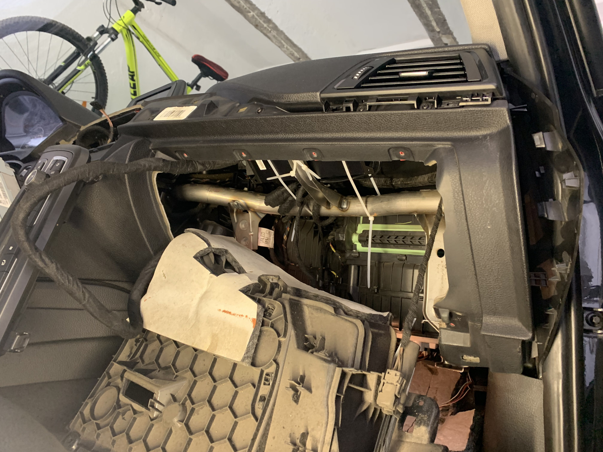 Установка усилителя Vibe powerbox 65.4m-v7 — BMW 3 series (F30), 2 л ...