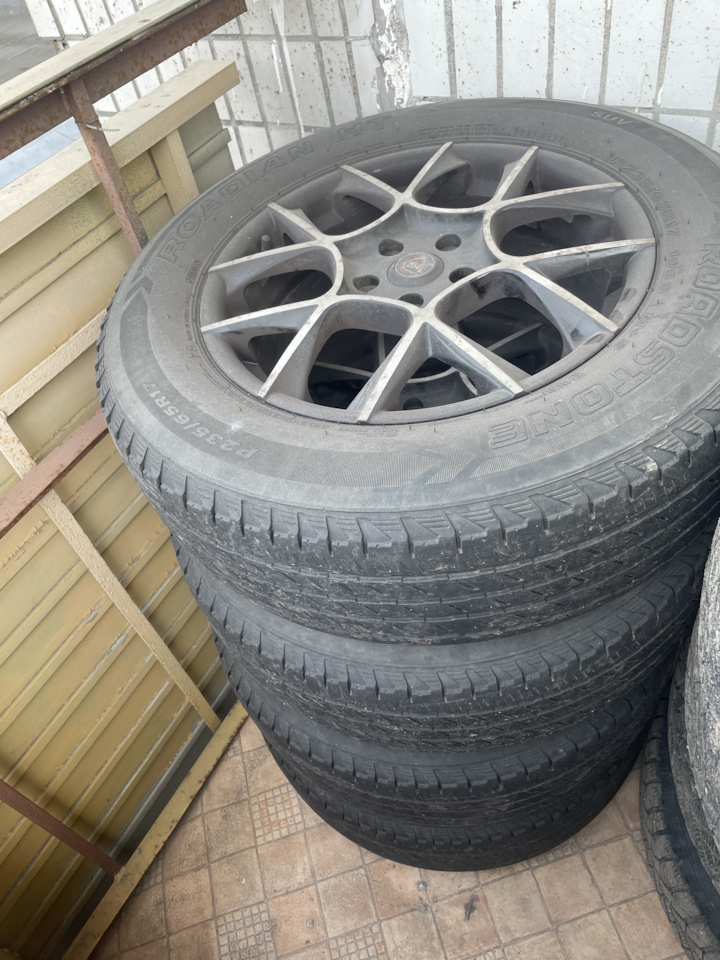 Шины всесезонные Roadstone 235/65 R17, литые диски Не знаю 7,5Jx17 ET55 ...