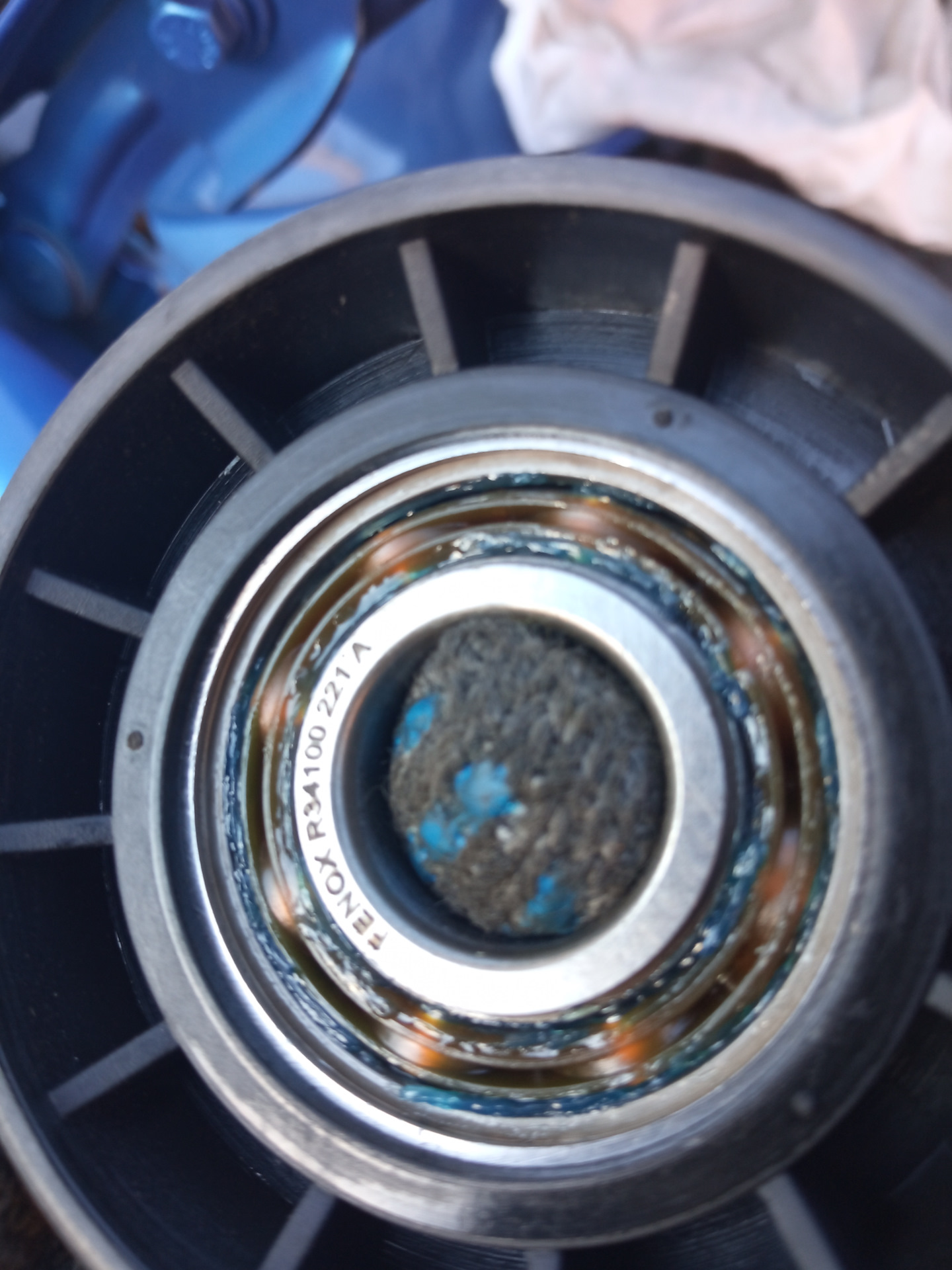 Замена натяжного ролика ремня генератора, кондея, гур. — Renault Logan ...