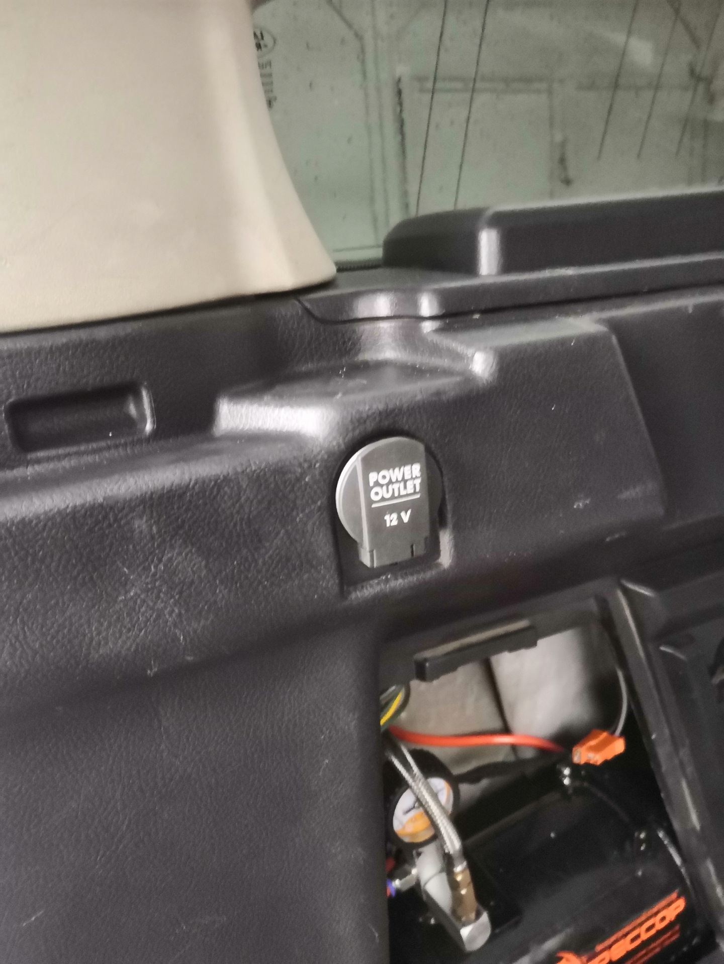 Прикуриватель в багажник — Land Rover Discovery III, 2,7 л., 2006 года ...