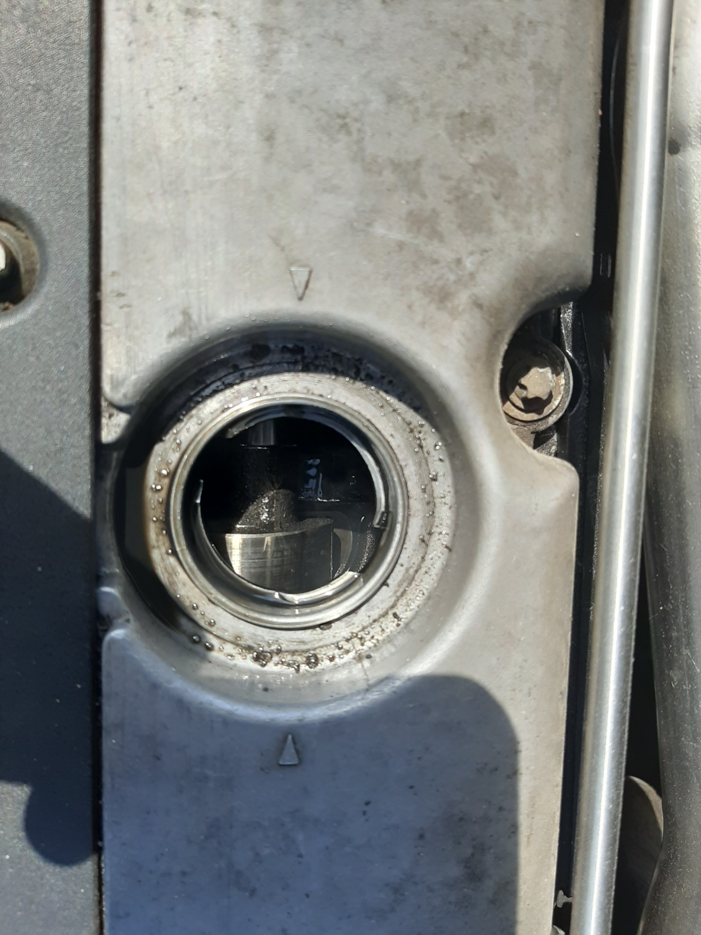 23. Замена прокладки крышки маслозаливной горловины — Opel Zafira A, 2 ...