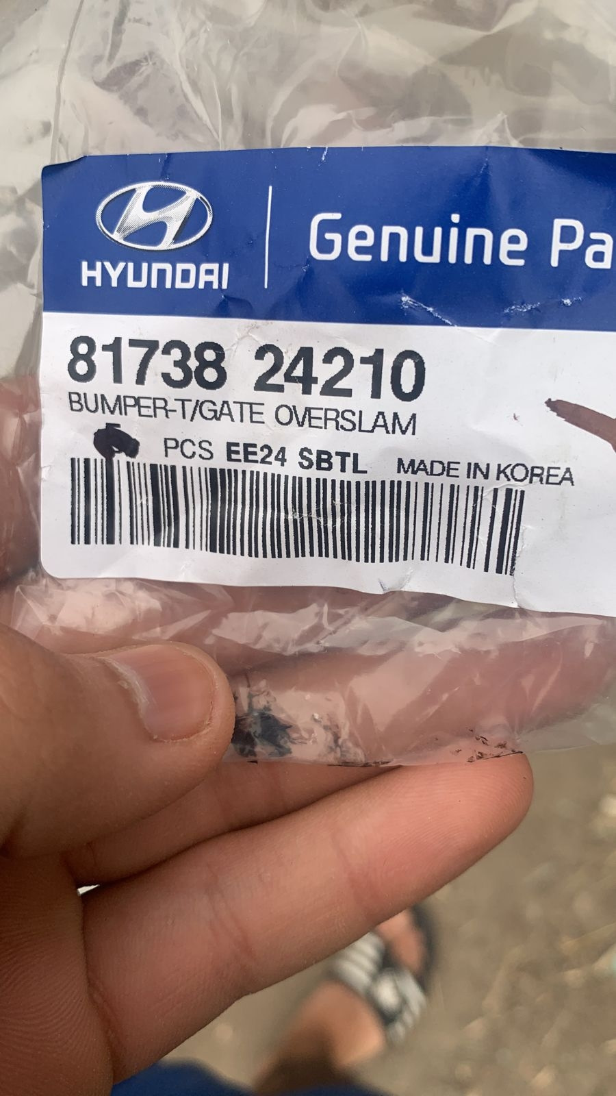 Демпфер капота — KIA Sportage (2G), 2 л, 2008 года | запчасти | DRIVE2