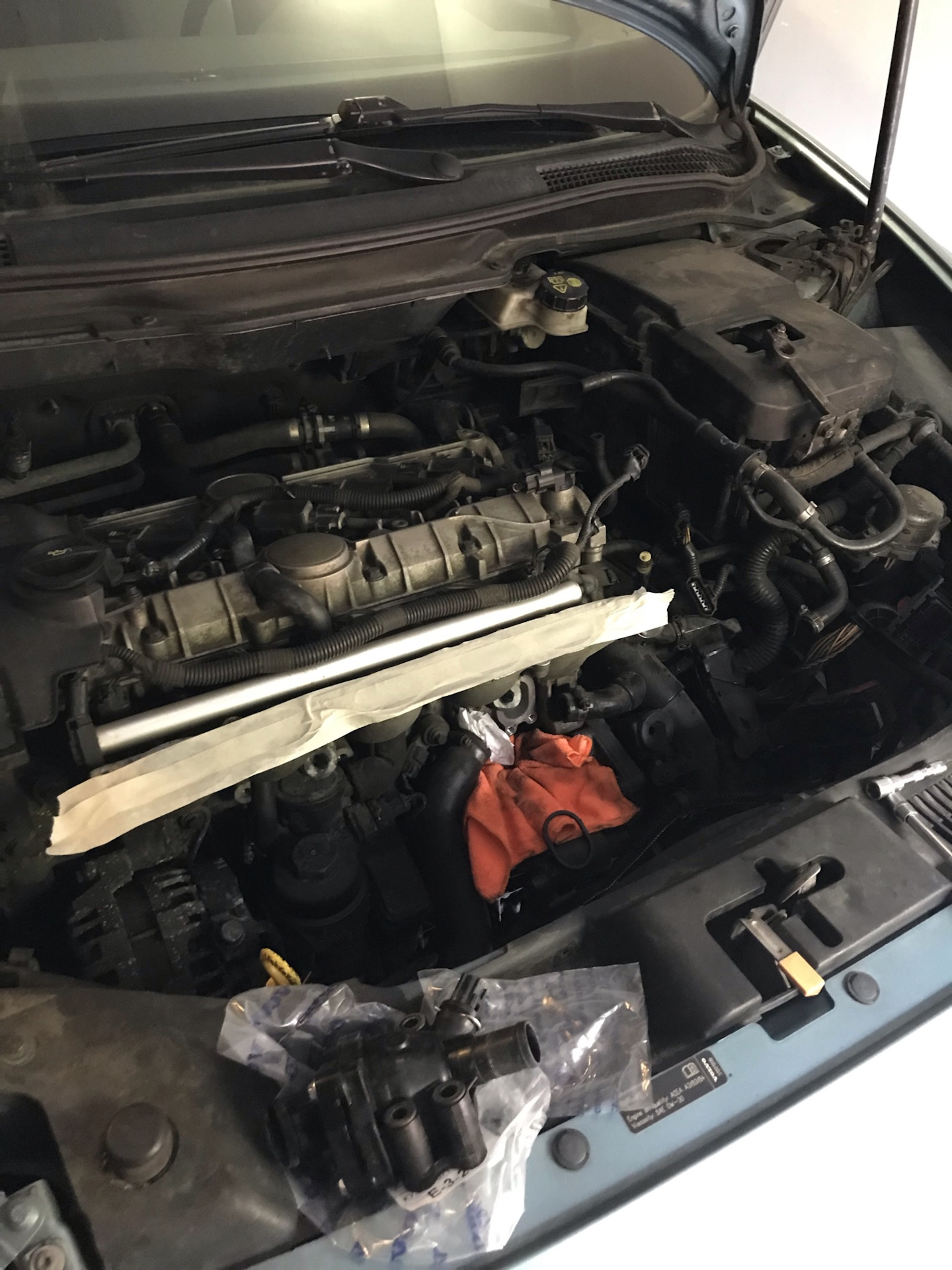 Термостат и патрубки печки — Volvo C30, 2,4 л, 2007 года | своими ...