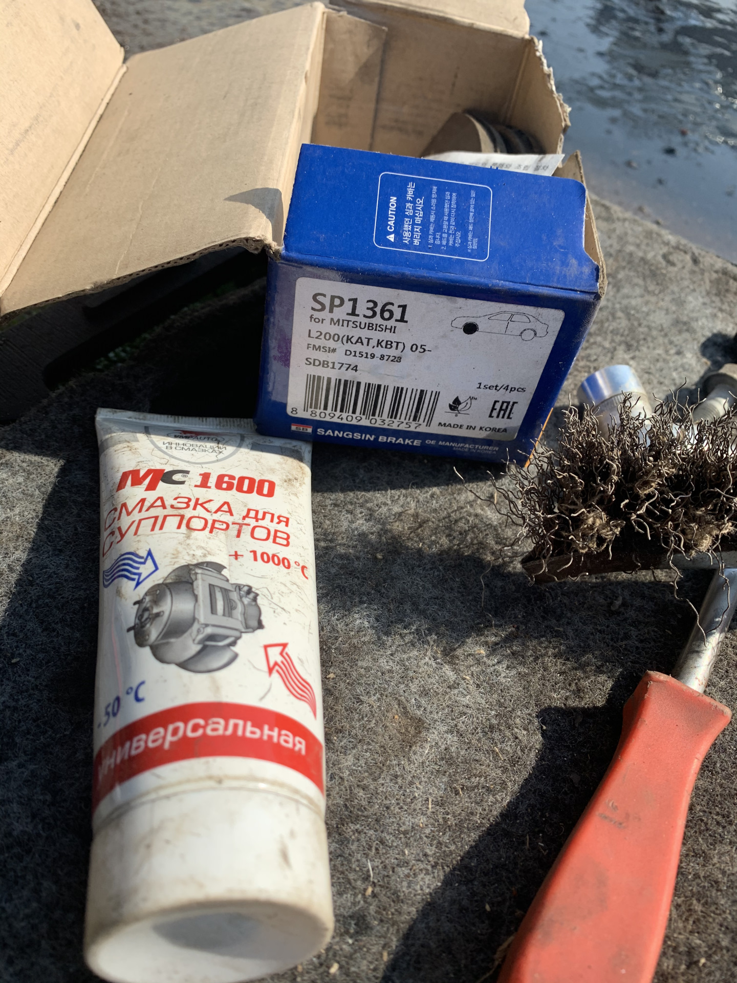 Первая замена передних колодок — Nissan NV200, 1,6 л, 2014 года | плановое ТО | DRIVE2