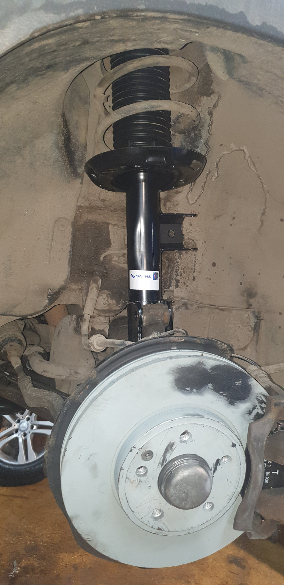 Замена передних амортизаторов, дисков и колодок. — Mercedes-Benz GLA ...