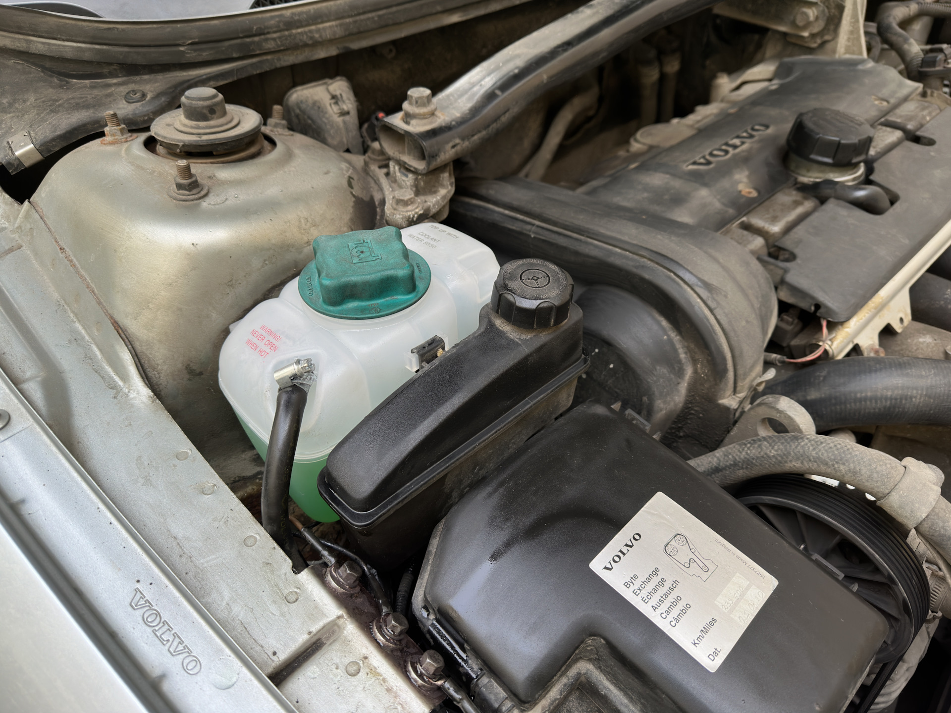 Замена расширительного бачка — Volvo S60 (1G), 2,4 л, 2007 года ...