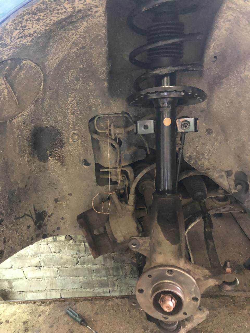 Первый ремонт. Замена передних амортизаторов, переднего правого ...