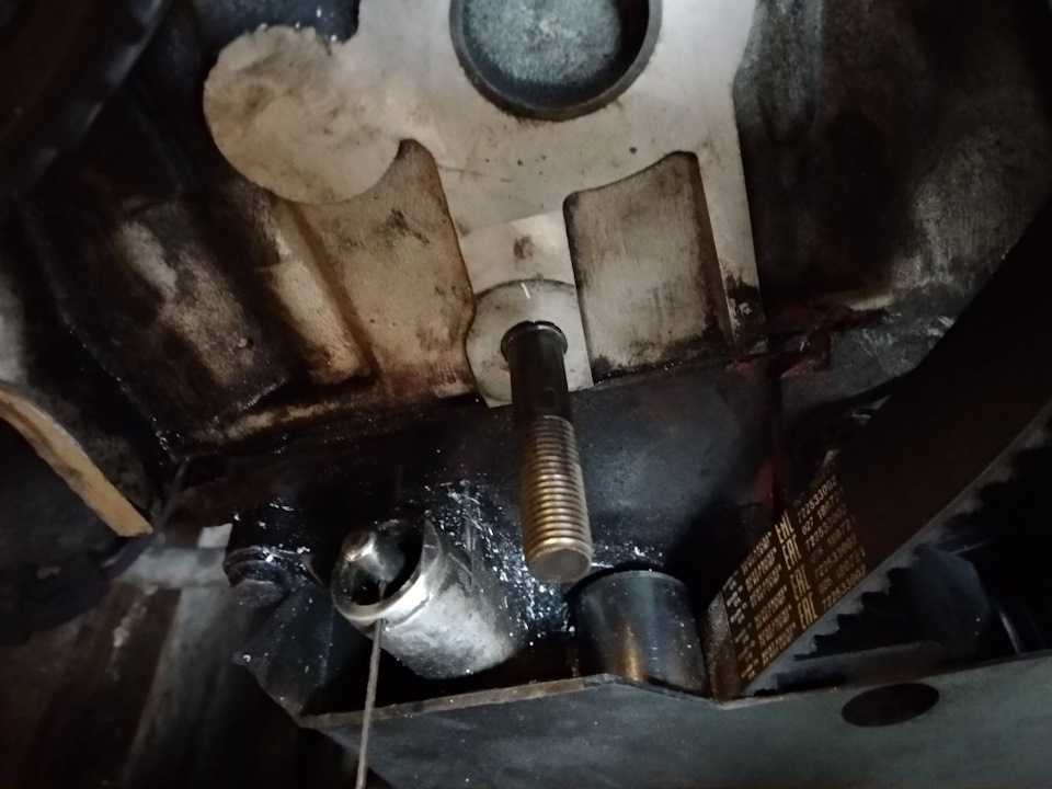 Резьба в ГБЦ под болт натяжного ролика — Audi A4 (B5), 1,8 л, 1997 года ...