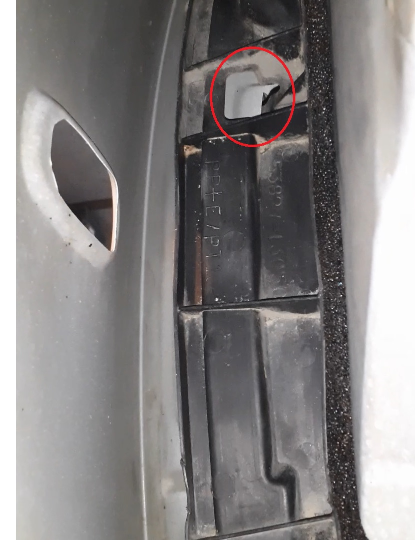 28. Защитные накладки панелей передних крыльев. — Toyota Corolla Spacio ...