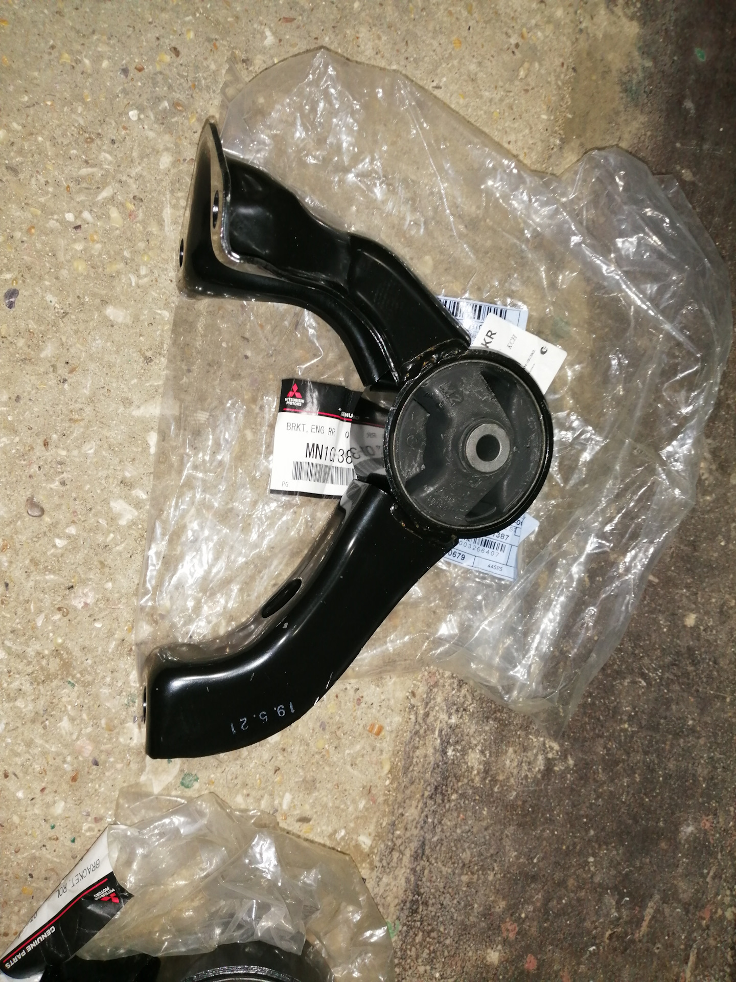 Замена подушек двигателя. — Mitsubishi Lancer X, 2 л, 2007 года ...