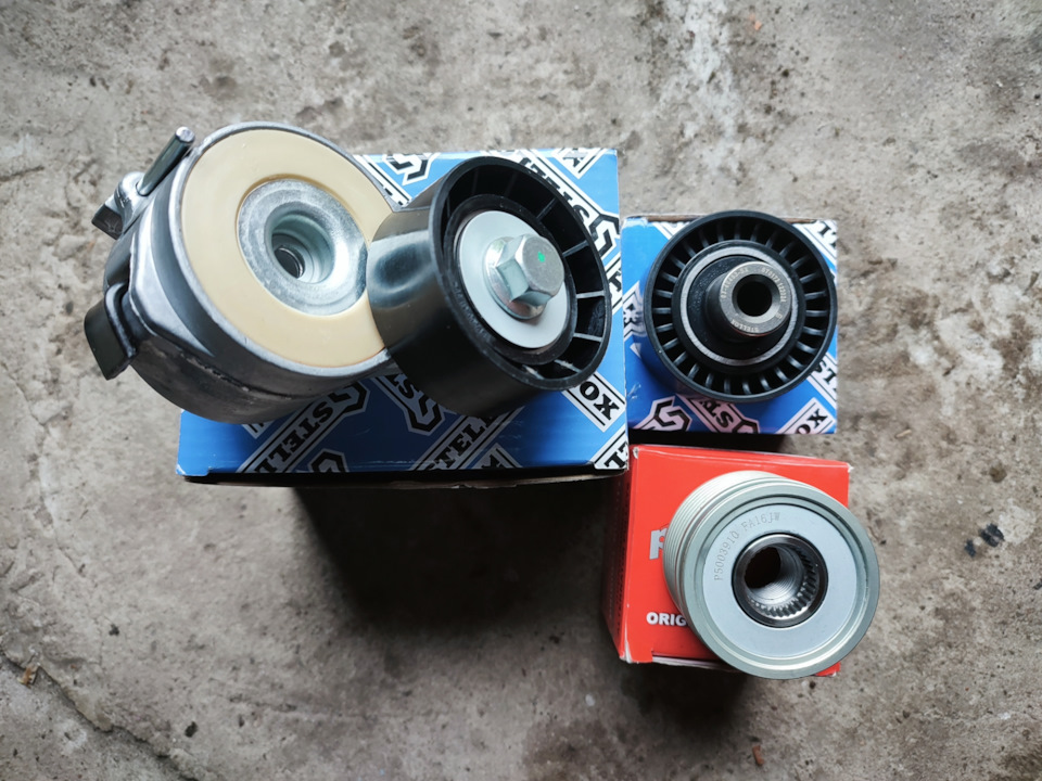 Замена ролика, натяжителя, муфты, ремня генератора — Citroen C5 (2G), 1 ...