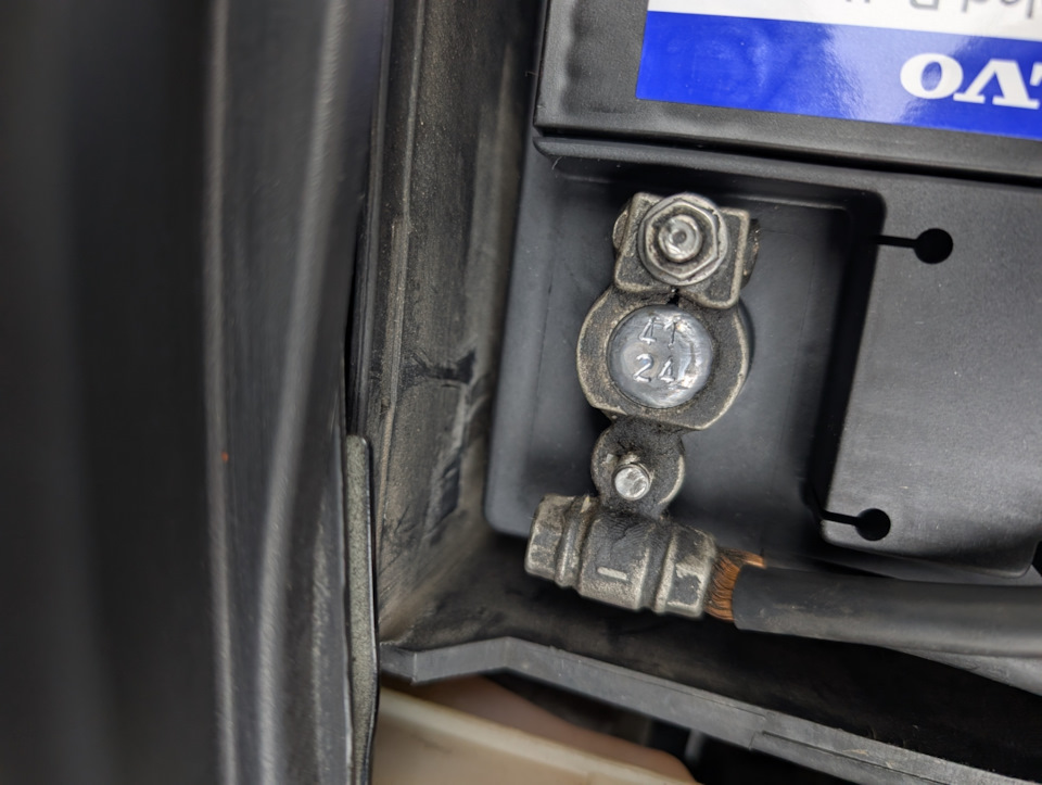 Замена Аккумулятора — Volvo V50, 2,4 л, 2010 года | расходники | DRIVE2