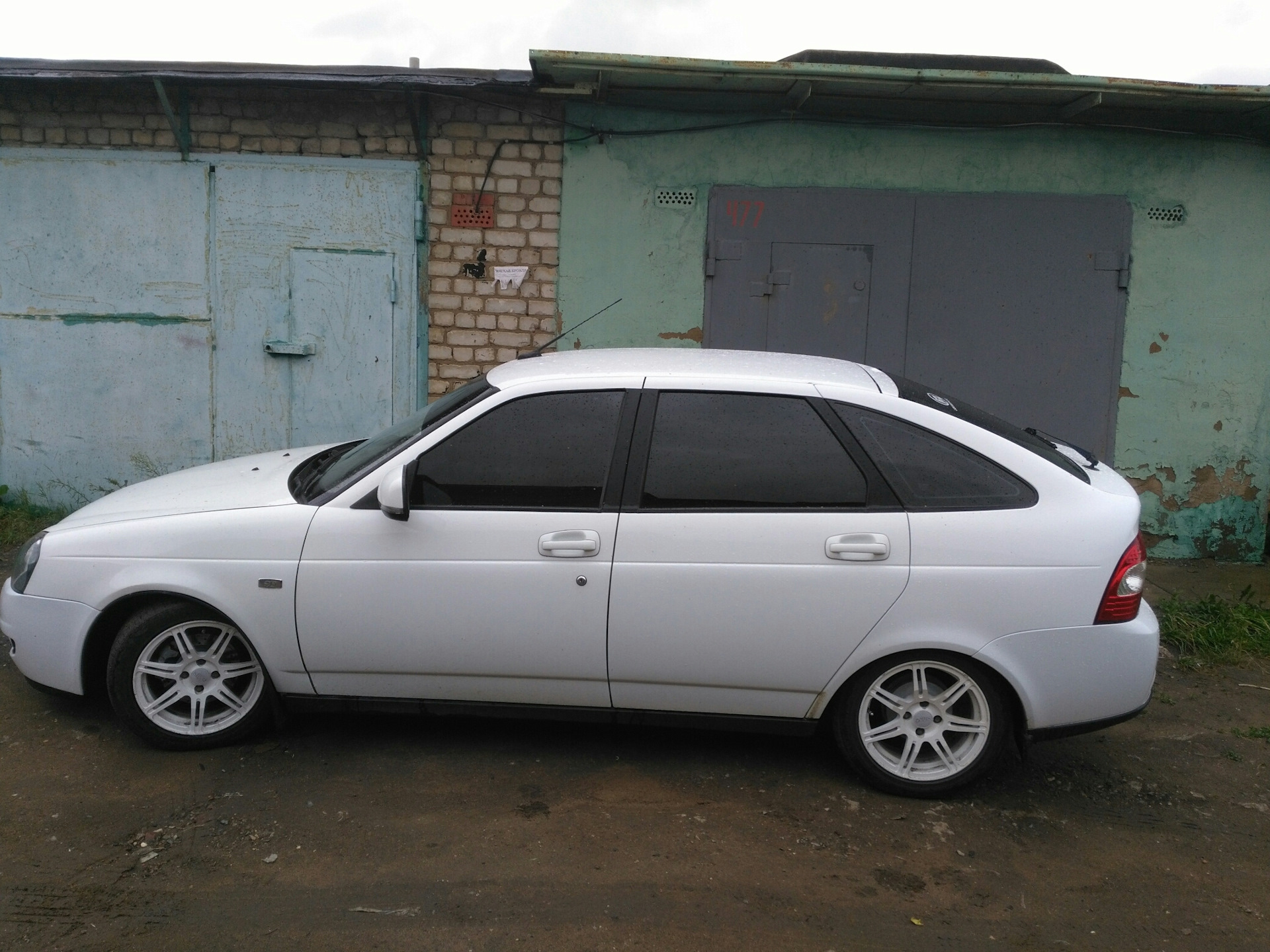 Стойки в черную пленку. — Lada Приора хэтчбек, 1,6 л, 2011 года ...