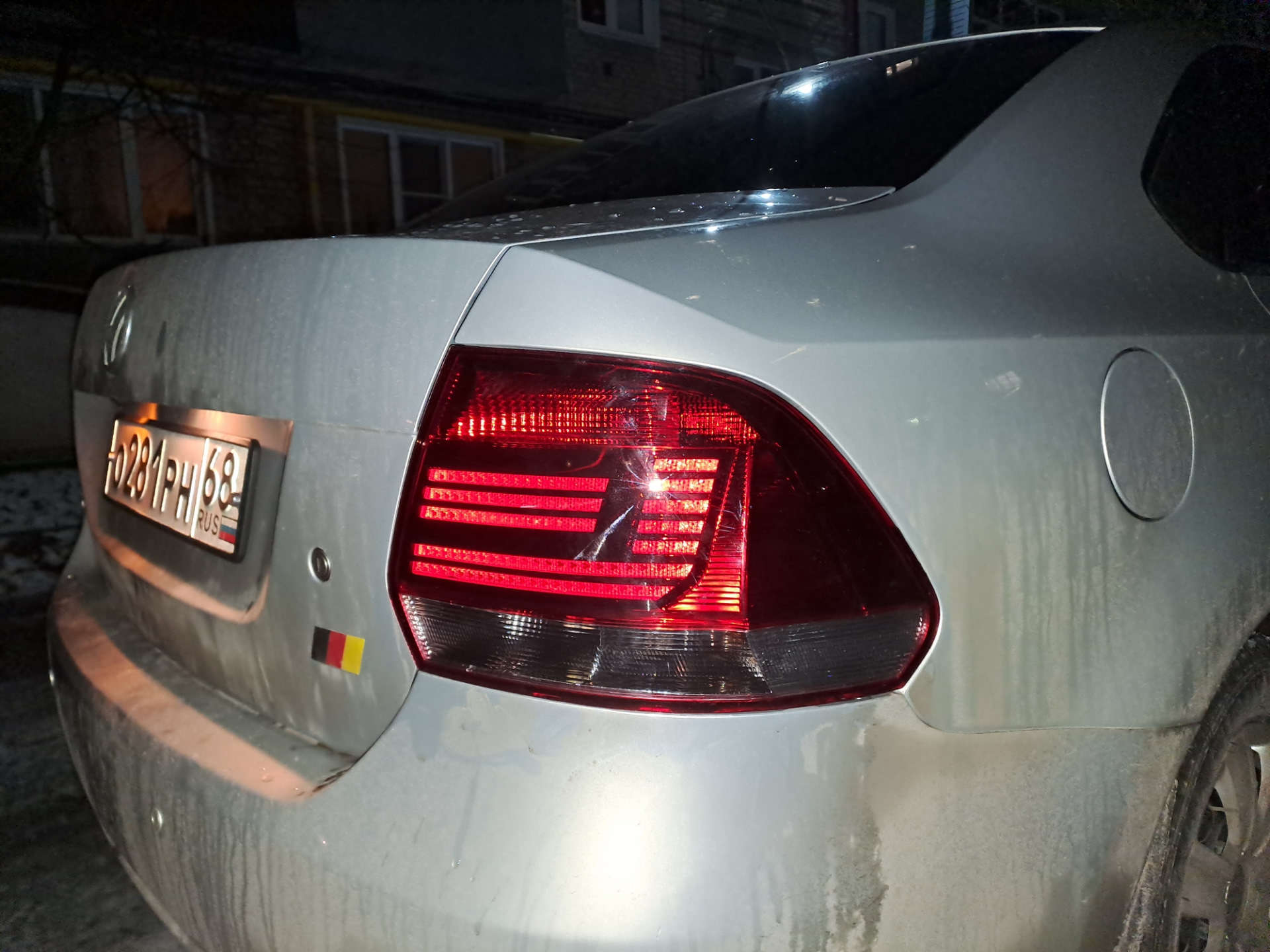 Задние фонари рестайлинг — Volkswagen Polo Sedan, 1,6 л, 2011 года ...