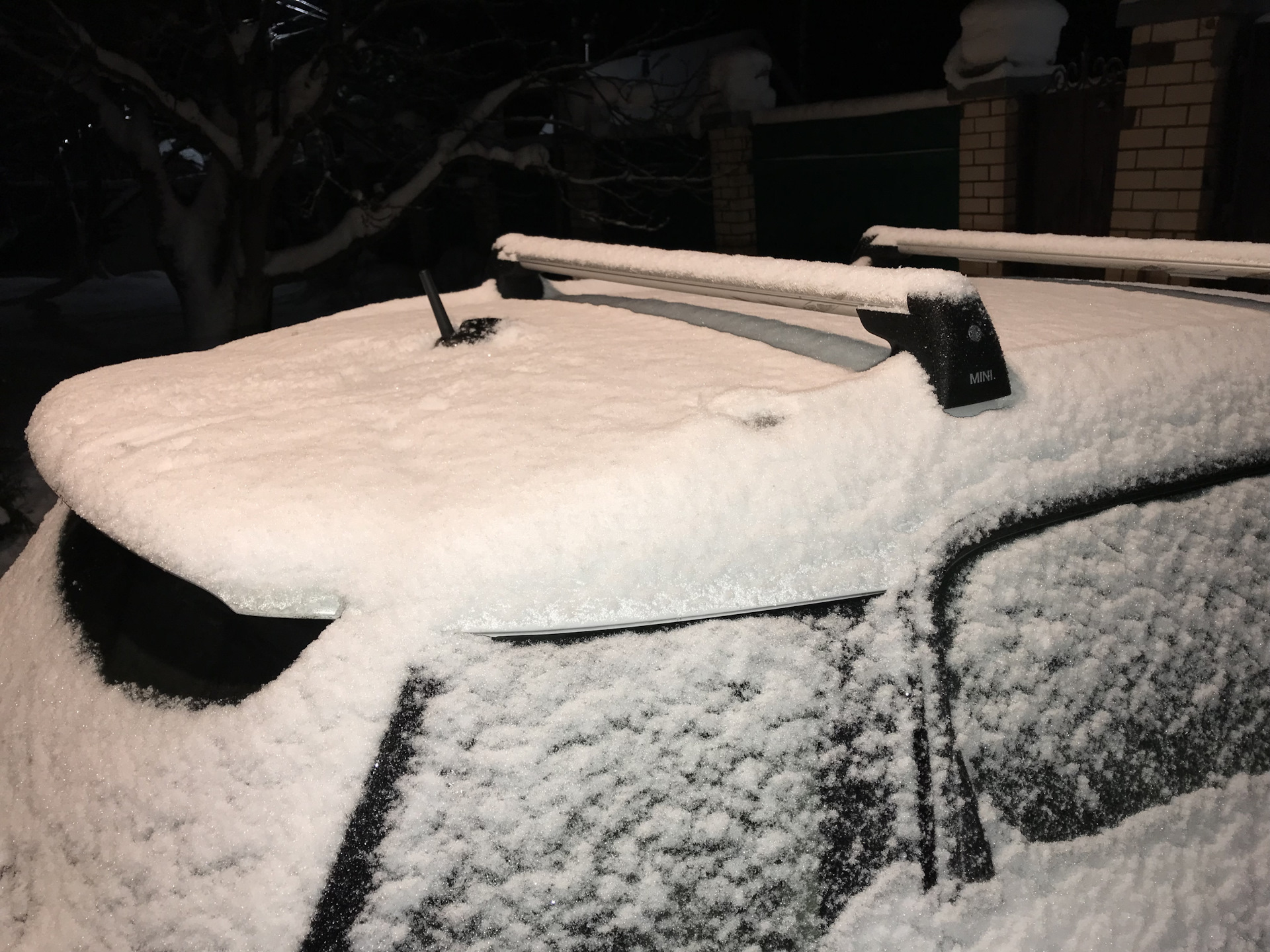 Штатная шумка капота. «Спорт» антенна. — MINI Countryman (1G), 1,6 л ...