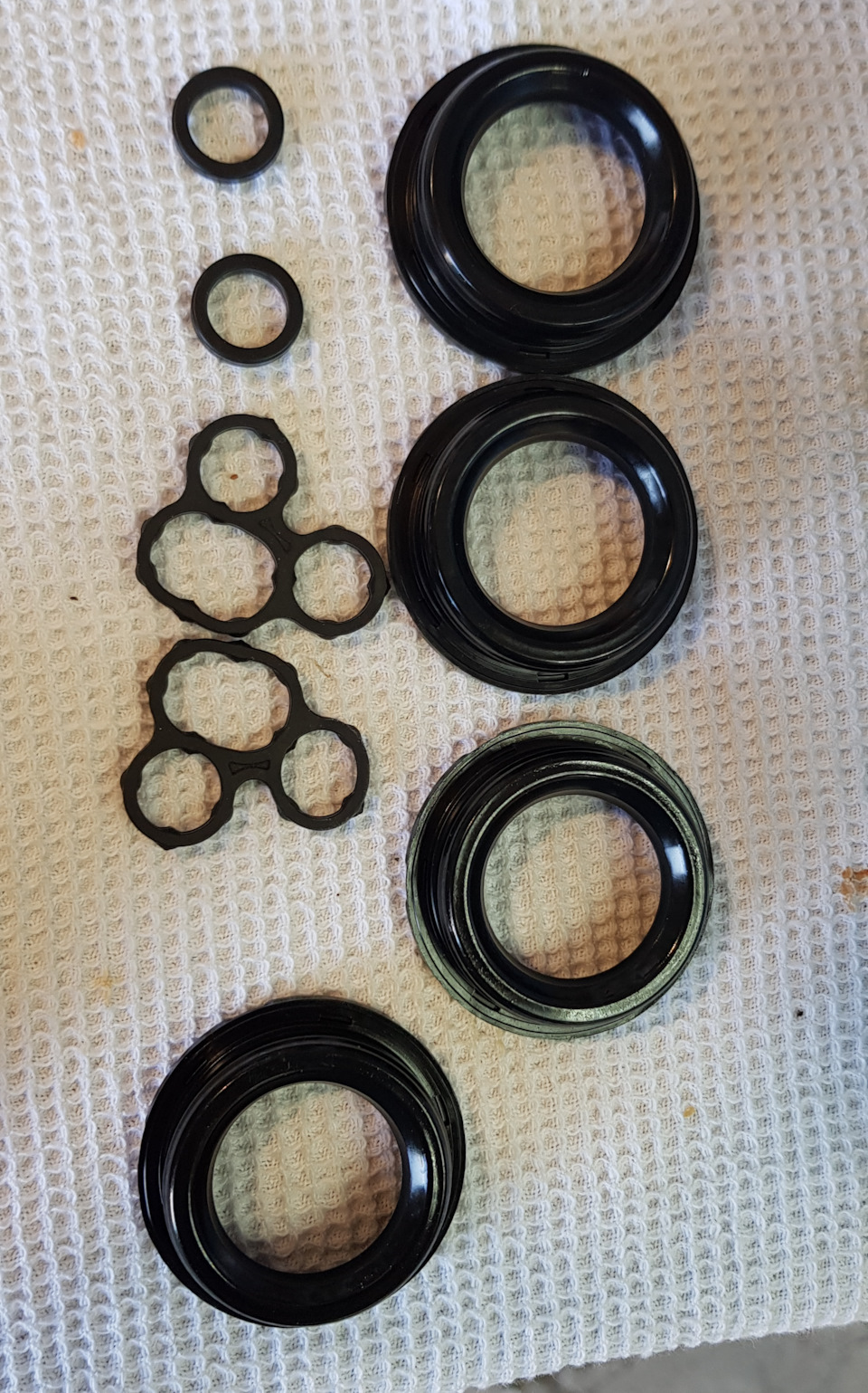 Замена прокладки крышки клапанов, свечных колодцев — Toyota Camry (XV50 ...