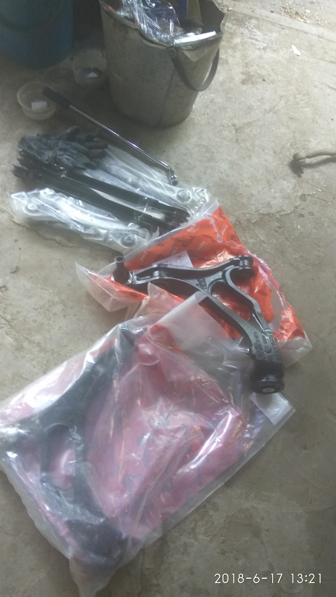 Замена передних нижних рычагов и замена 6 — ти верхних задних рычагов ...