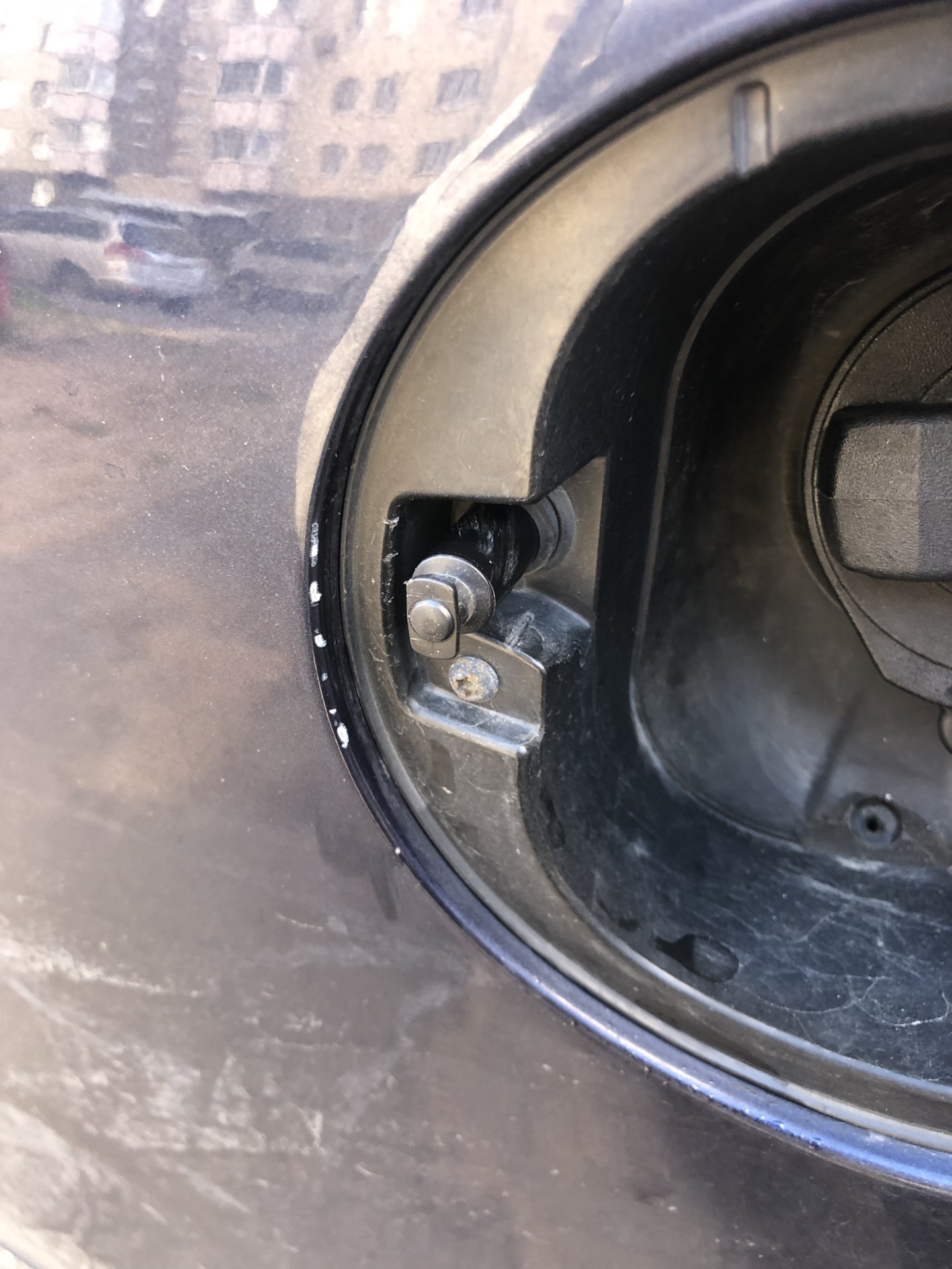 Замена замка лючка бензобака — Volkswagen Polo Sedan, 1,6 л, 2014 года ...
