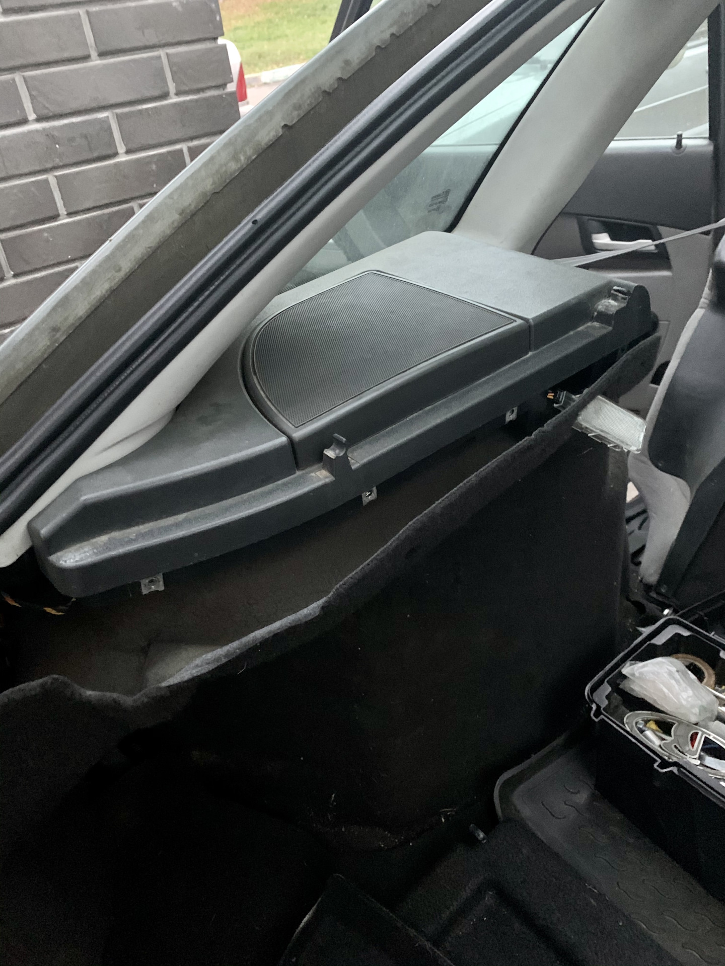 Опоры полки багажника — Lada Приора хэтчбек, 1,6 л, 2013 года | другое ...