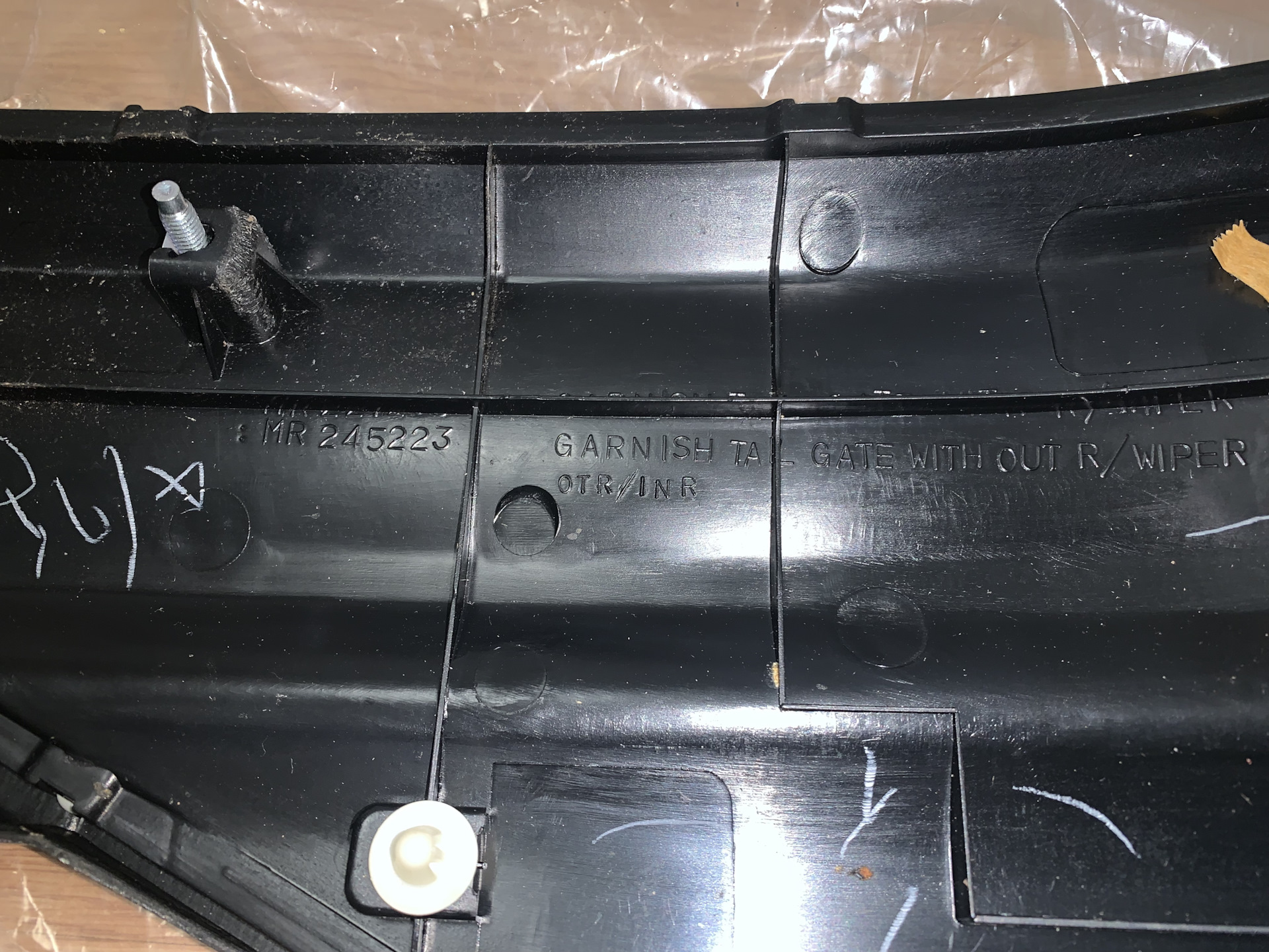 Оригинал накладка 5-й двери. 5817A092 MR157102 — Mitsubishi Pajero ...