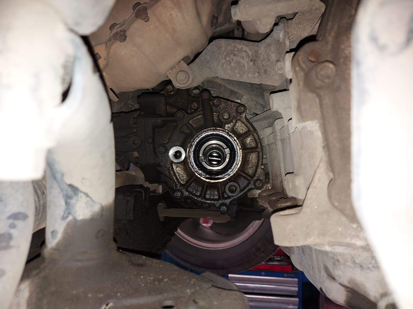 Замена сальника правого привода — Mitsubishi Outlander (3G), 2,4 л ...